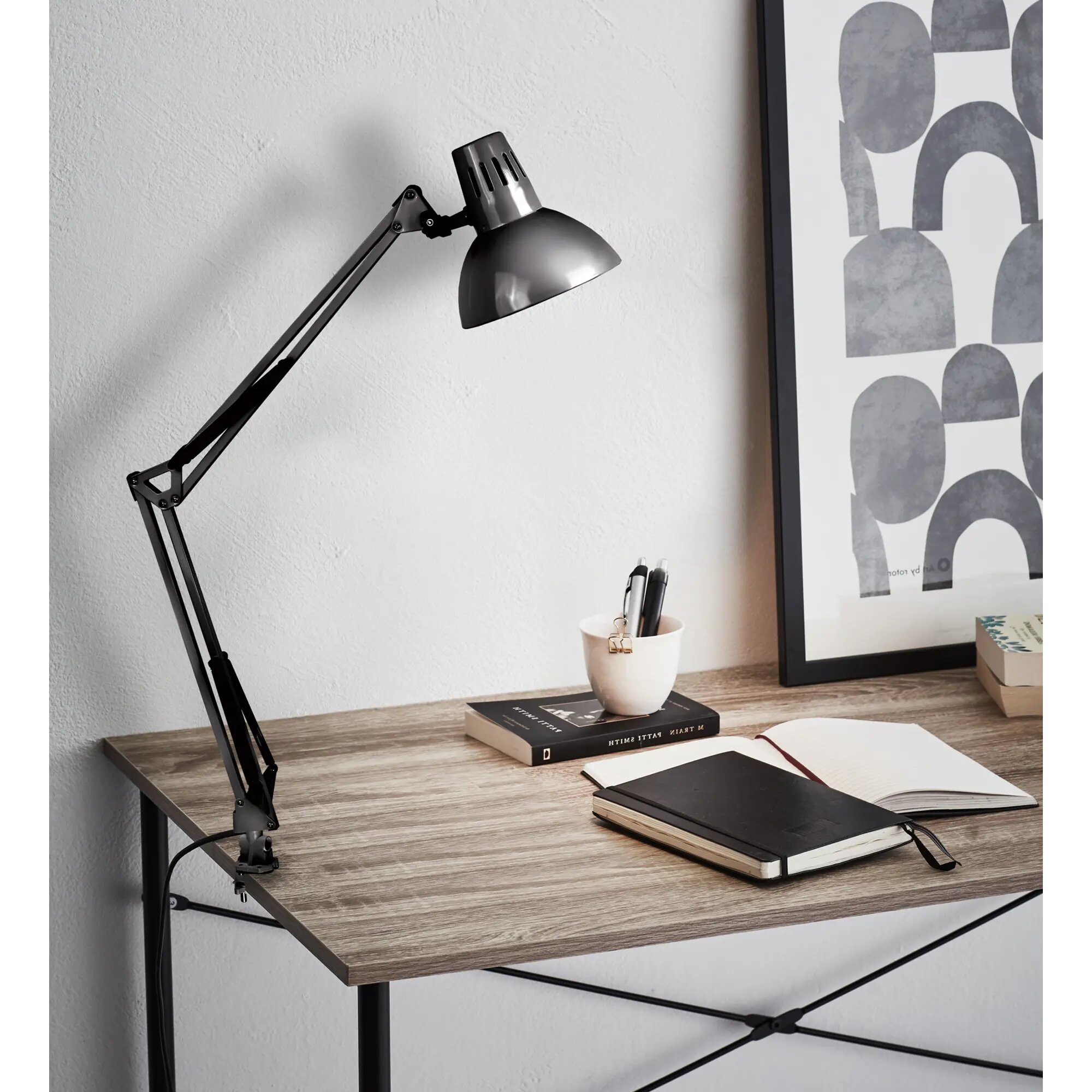 Camelion рабочая лампа на струбцине черная светодиодная с регулировкой света