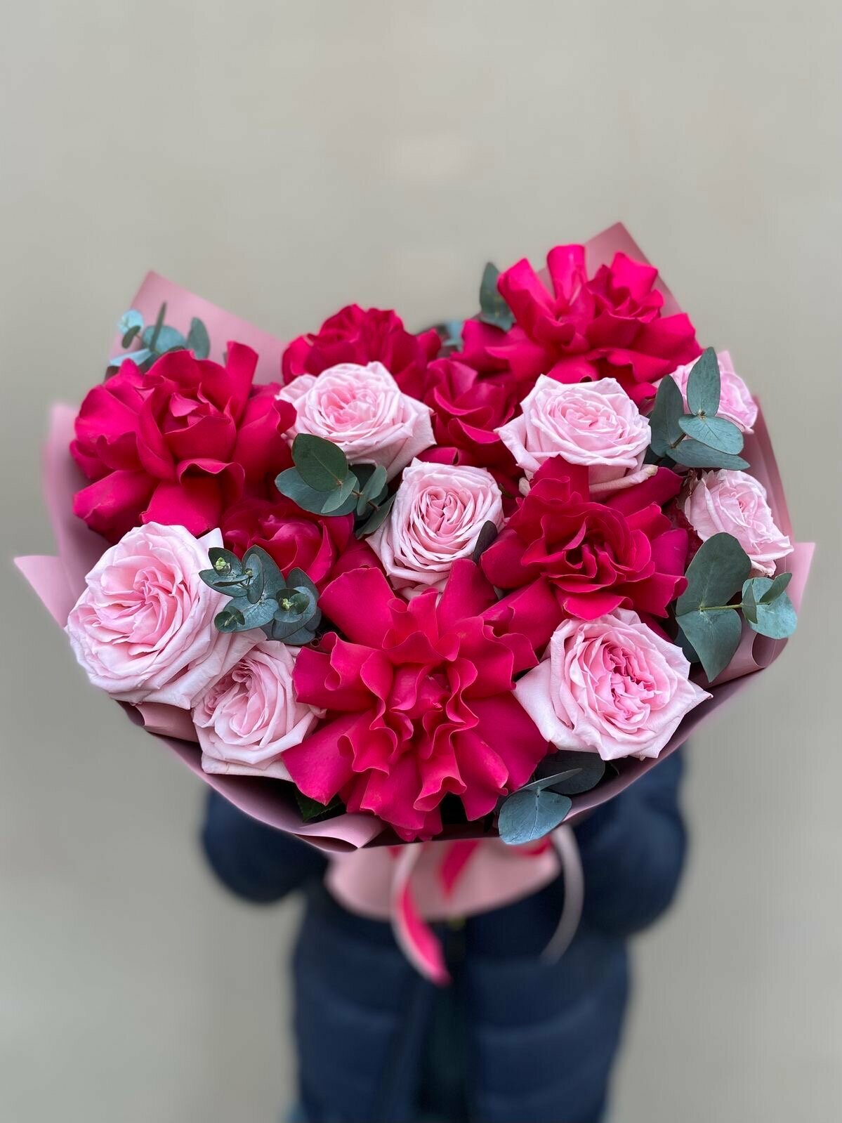 Букет из французских роз в стильной упаковке на любой повод и мероприятие