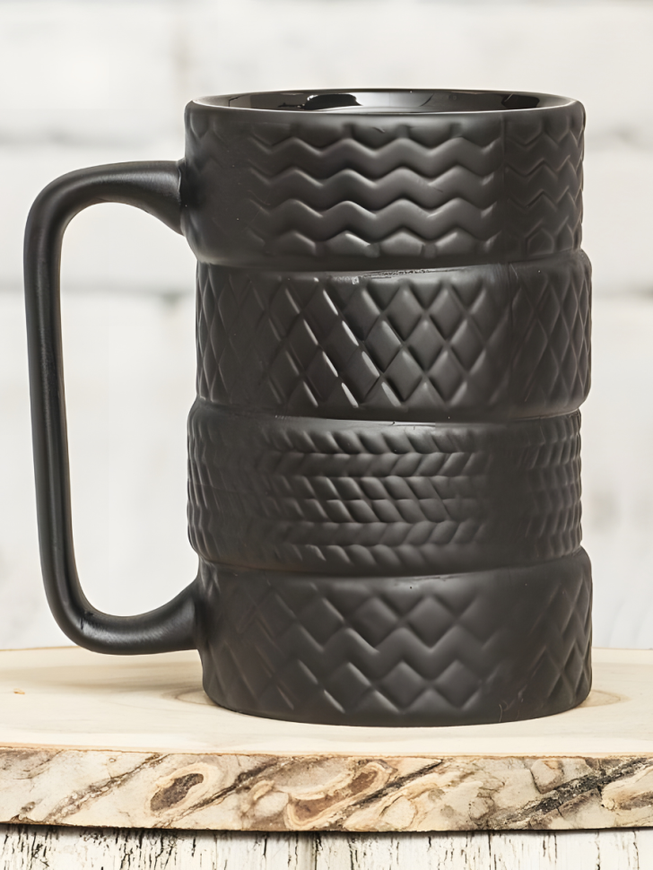 Кружка черная керамическая "Стопка шин" (объем 400 мл)