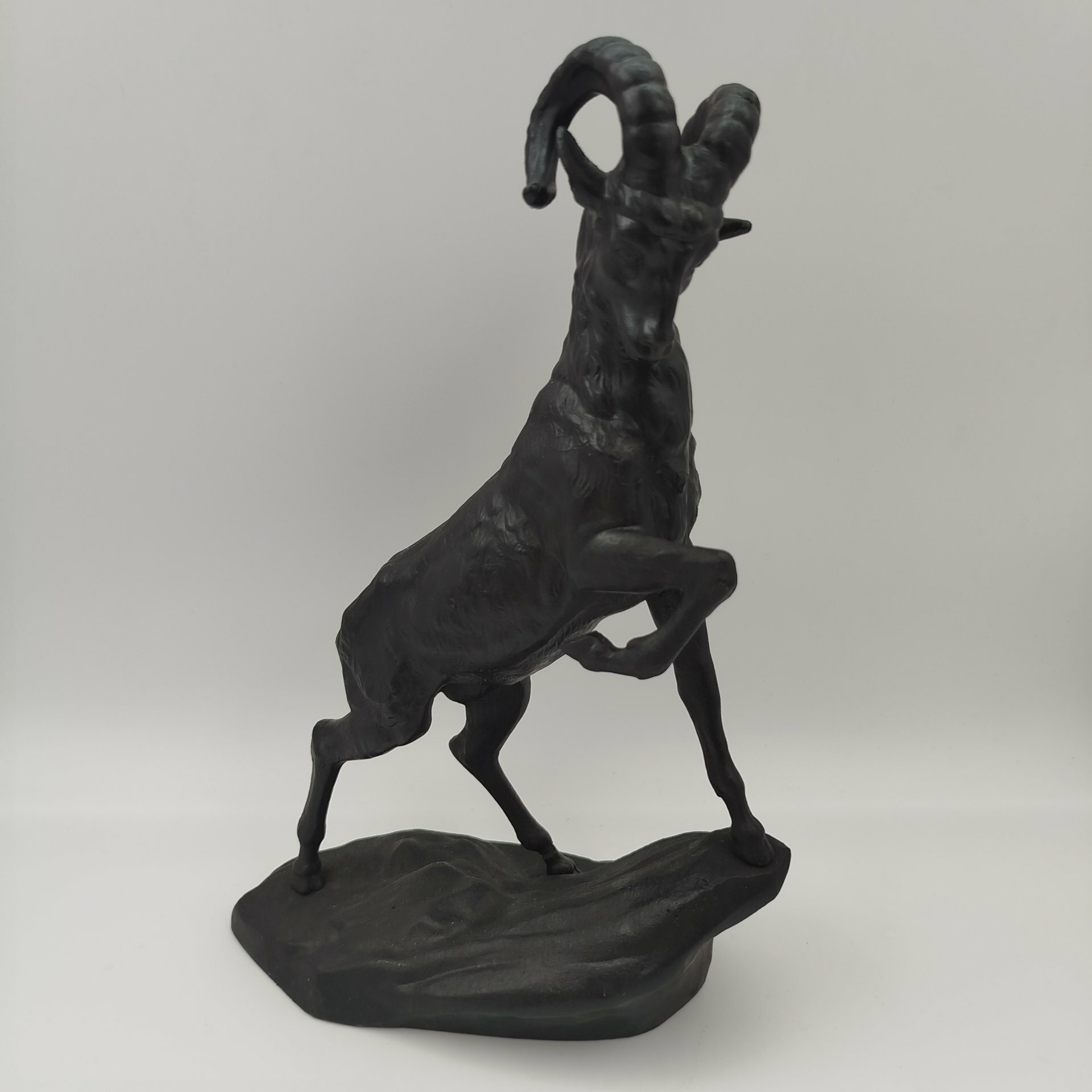 Статуэтка "Горный козёл", чугун, крашение