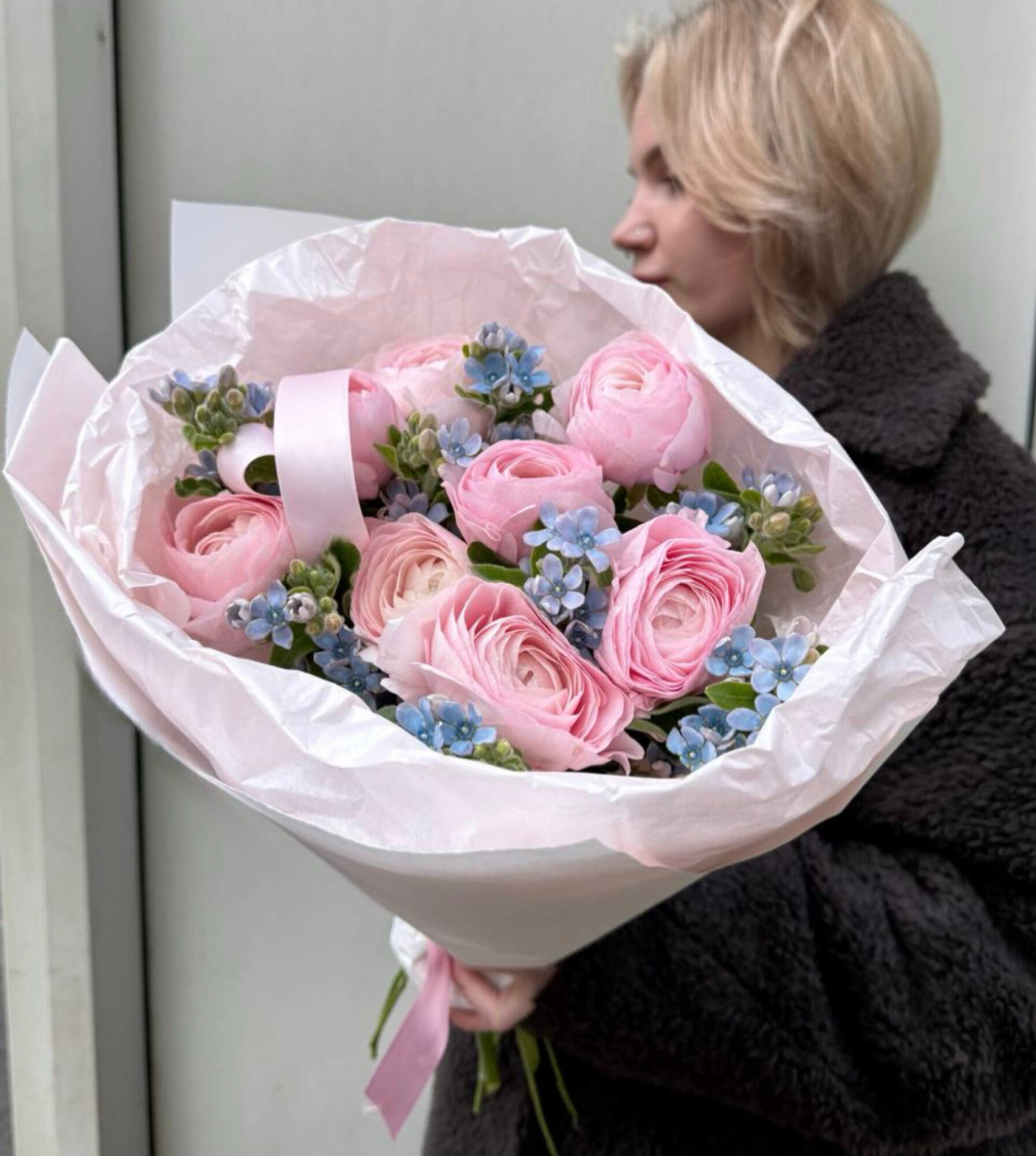 Миниатюрный букет из модных розовых ранункулюсов и незабудок