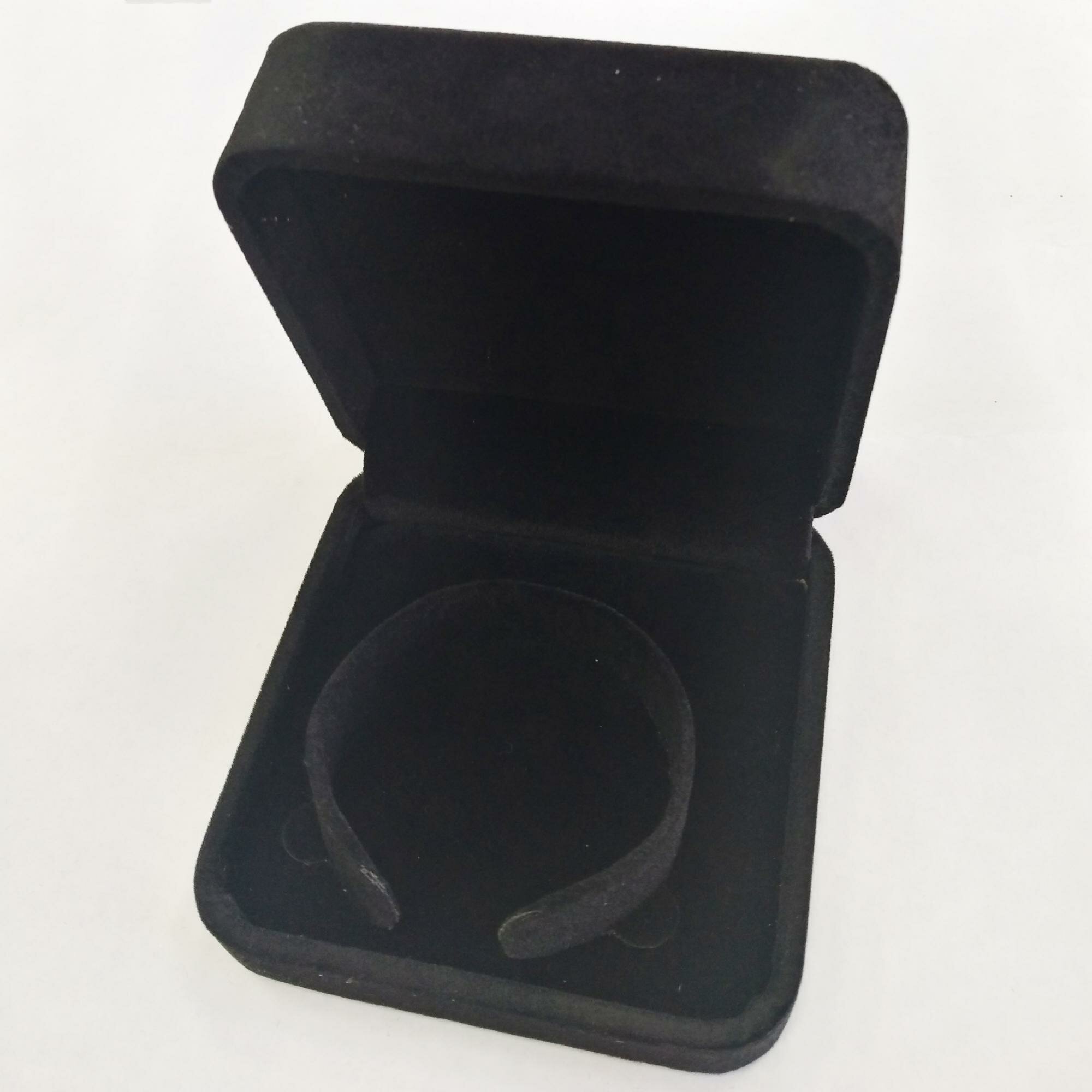 Подарочная коробочка, 9х9х4см, защелкивающаяся, черный велюр, 1 шт.