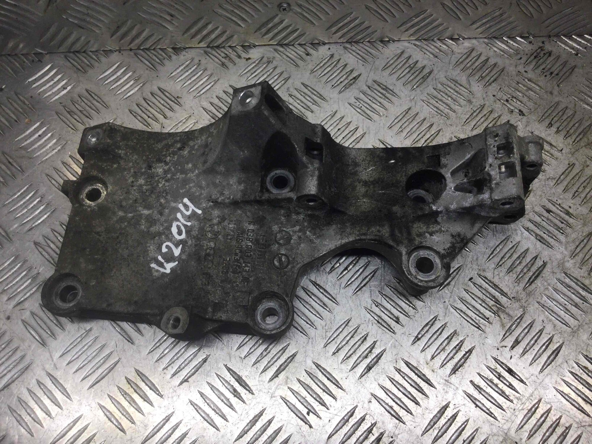 Б/У Кронштейн Volkswagen Passat B6 (2005-2010) 2008 г.