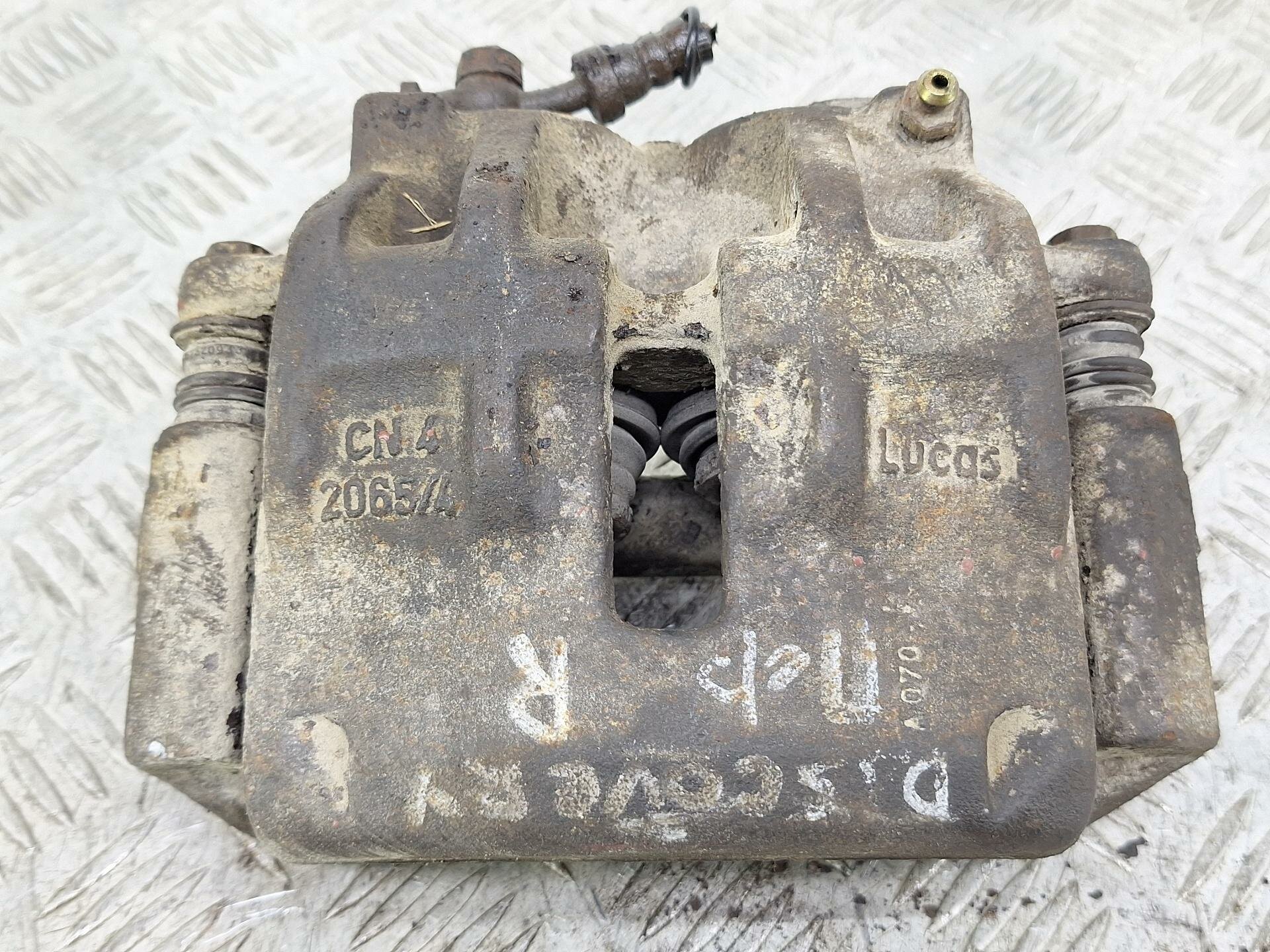 Суппорт тормозной передний правый Land Rover Discovery 2 2002