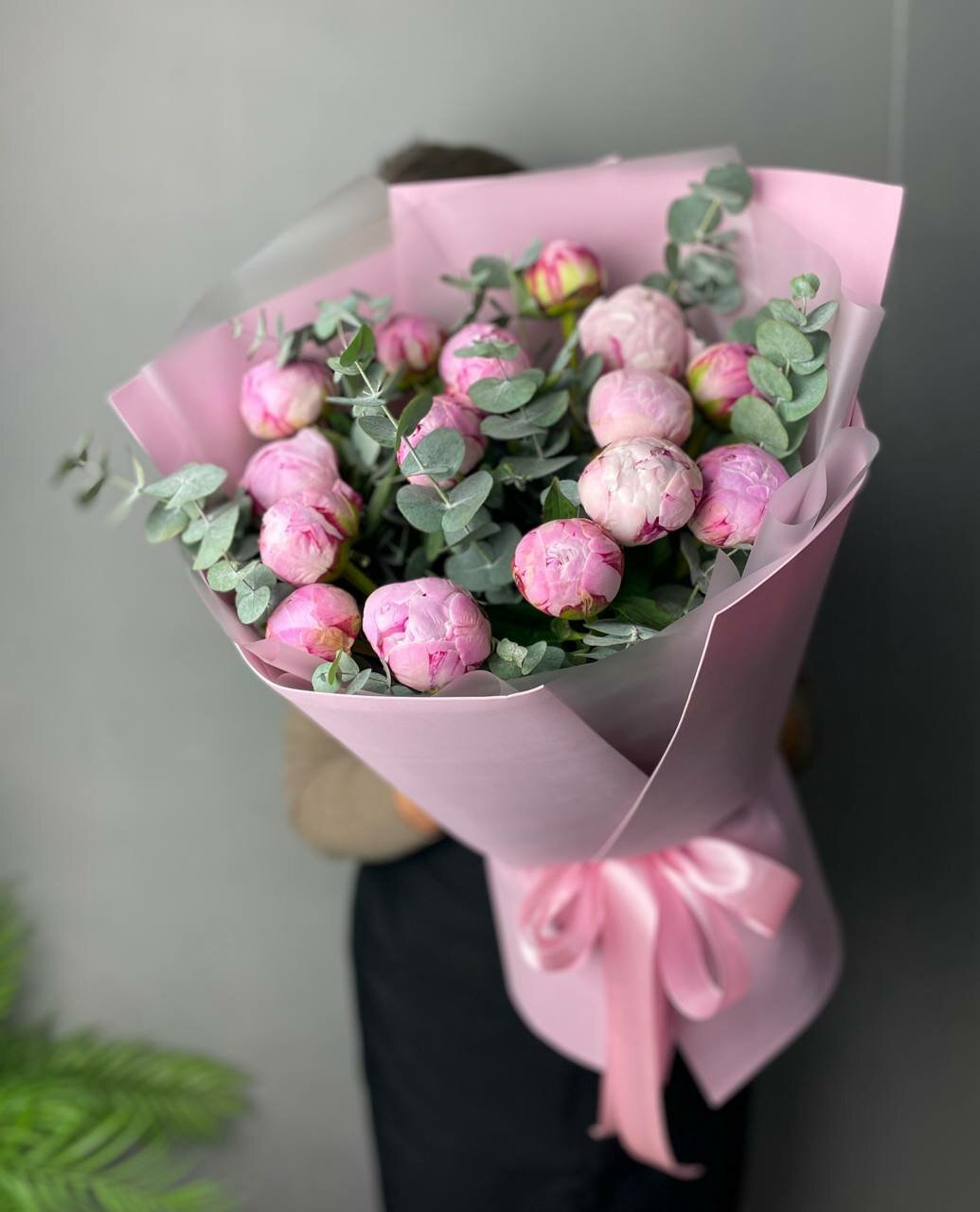 Букет пионы розовые 15 штук с эвкалиптом, шикарный букет в подарок, премиум цветы пионы с доставкой