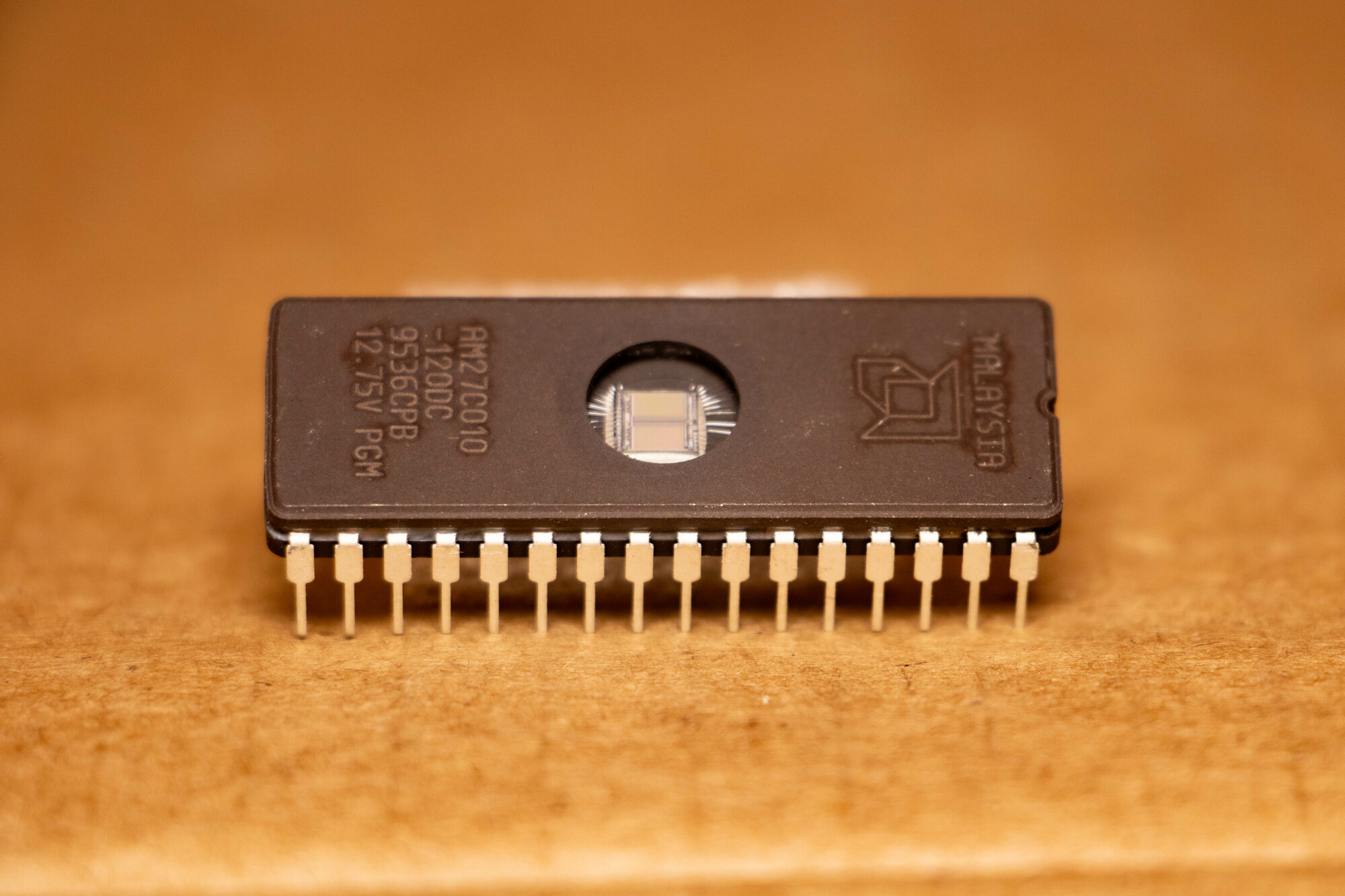 Микросхема памяти STMicroelectronics 27C010, AM27C1001, used, CDIP32