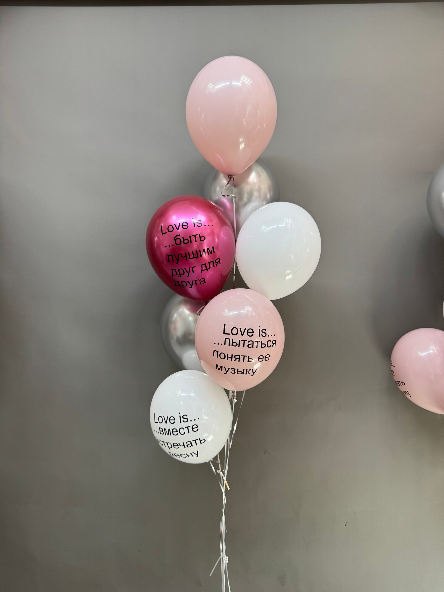 Love is фонтан из гелиевых шаров с надписями