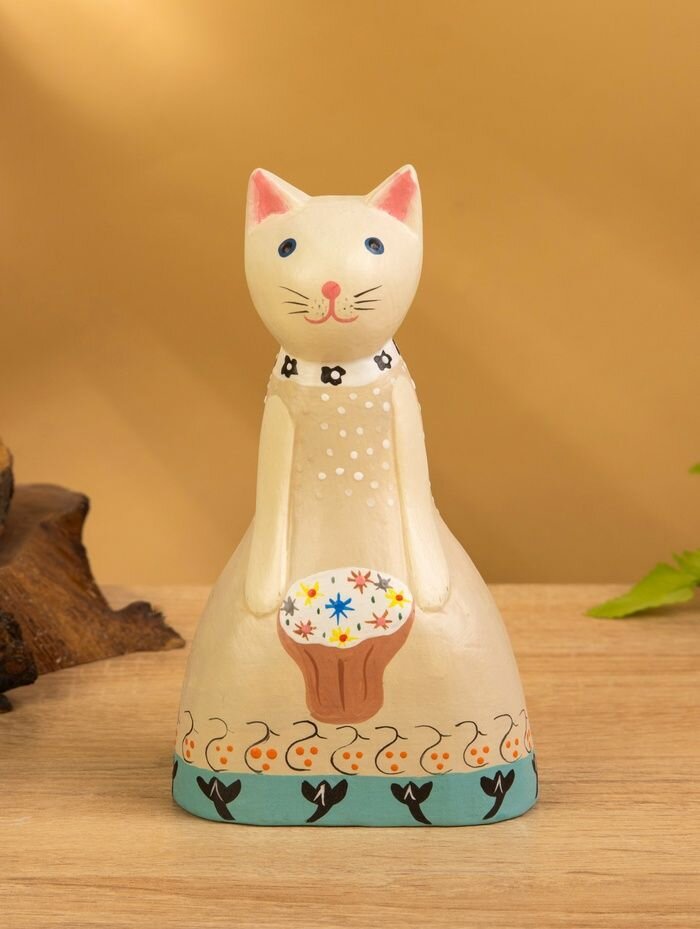Сувенирная фигурка Sima-land белая кошка в бежевом платье, 9х5х15.5 см, деревянная