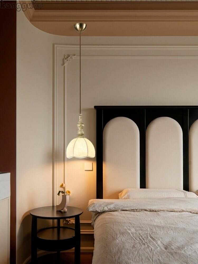 Люстра из вышитой ткани в средневековом стиле