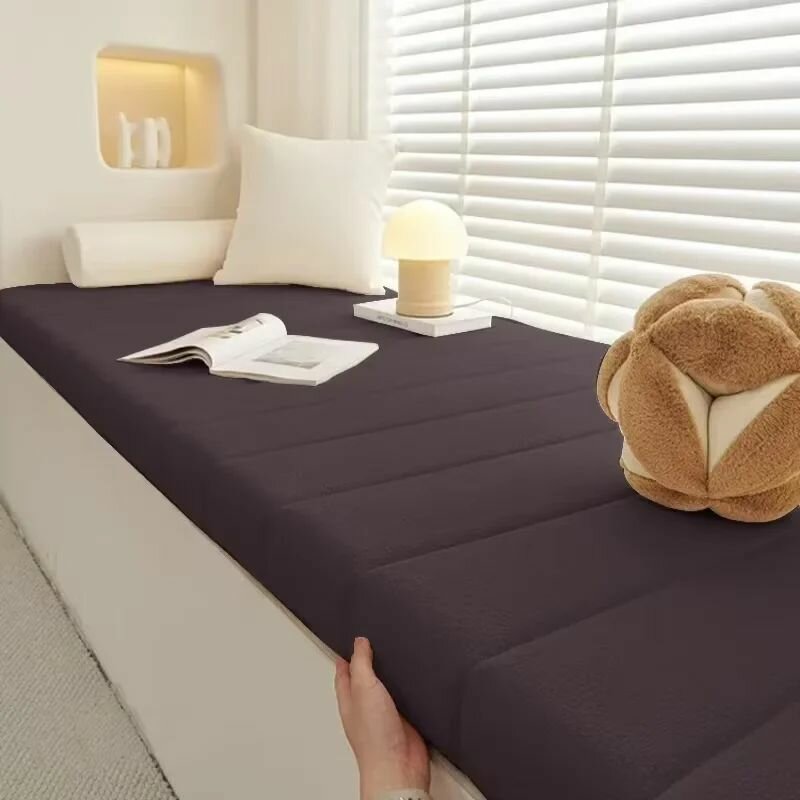 Тедди Бархатная подушка, скамейка, подоконник