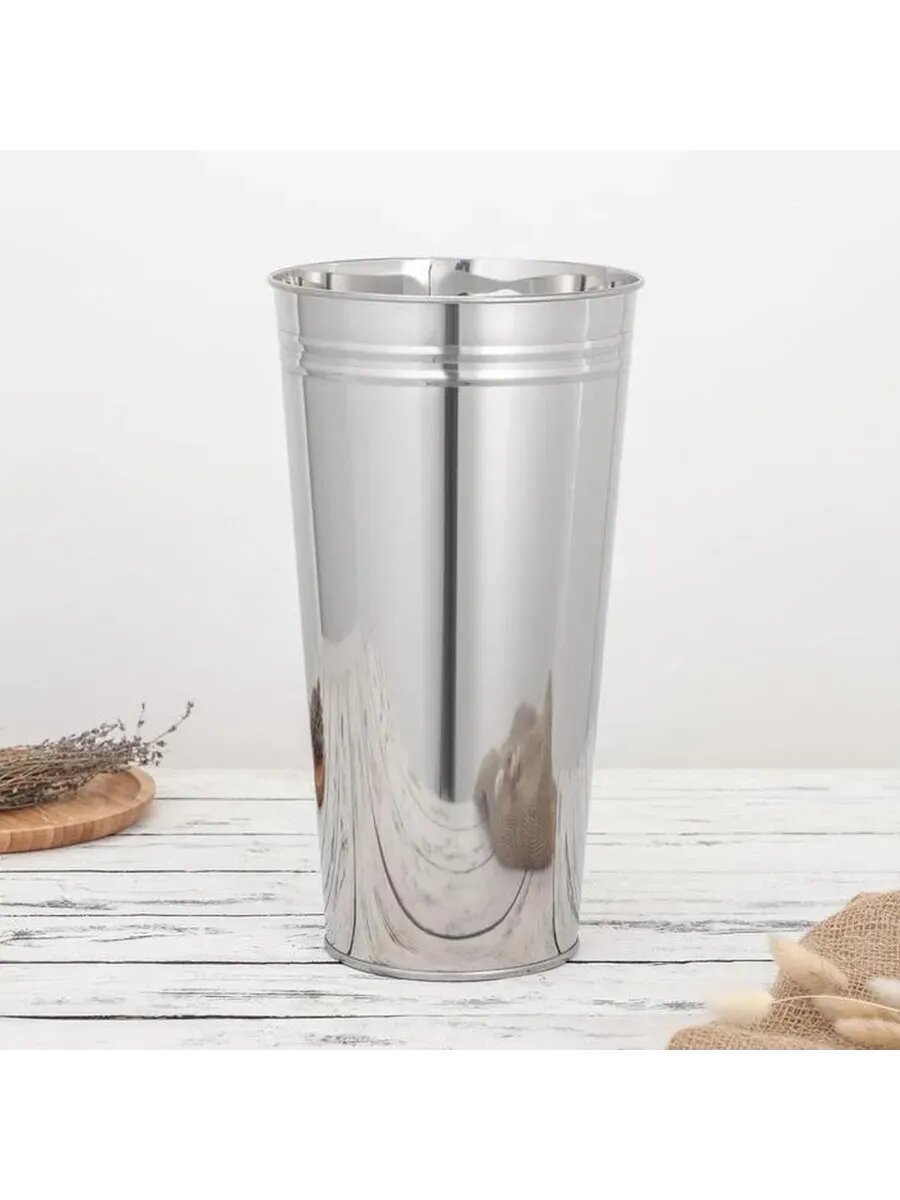 Стильный металлический вазон для украшения