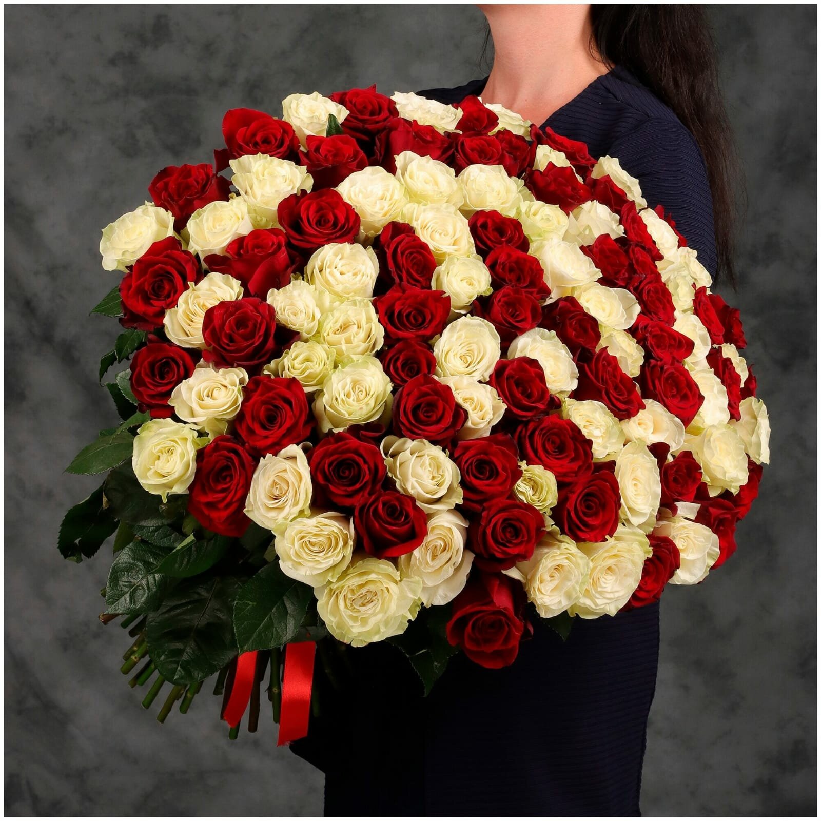 Букет микс 101 красная и белая розы, роскошный букет, премиум букет, премиум цветы