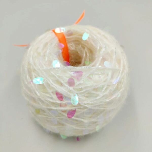 Пряжа-добавка с овальными пайетками Кассиопея (Casiopea) 026 белые (пайетки овальные и круглые стрекоза) (100г 140м) с5Д