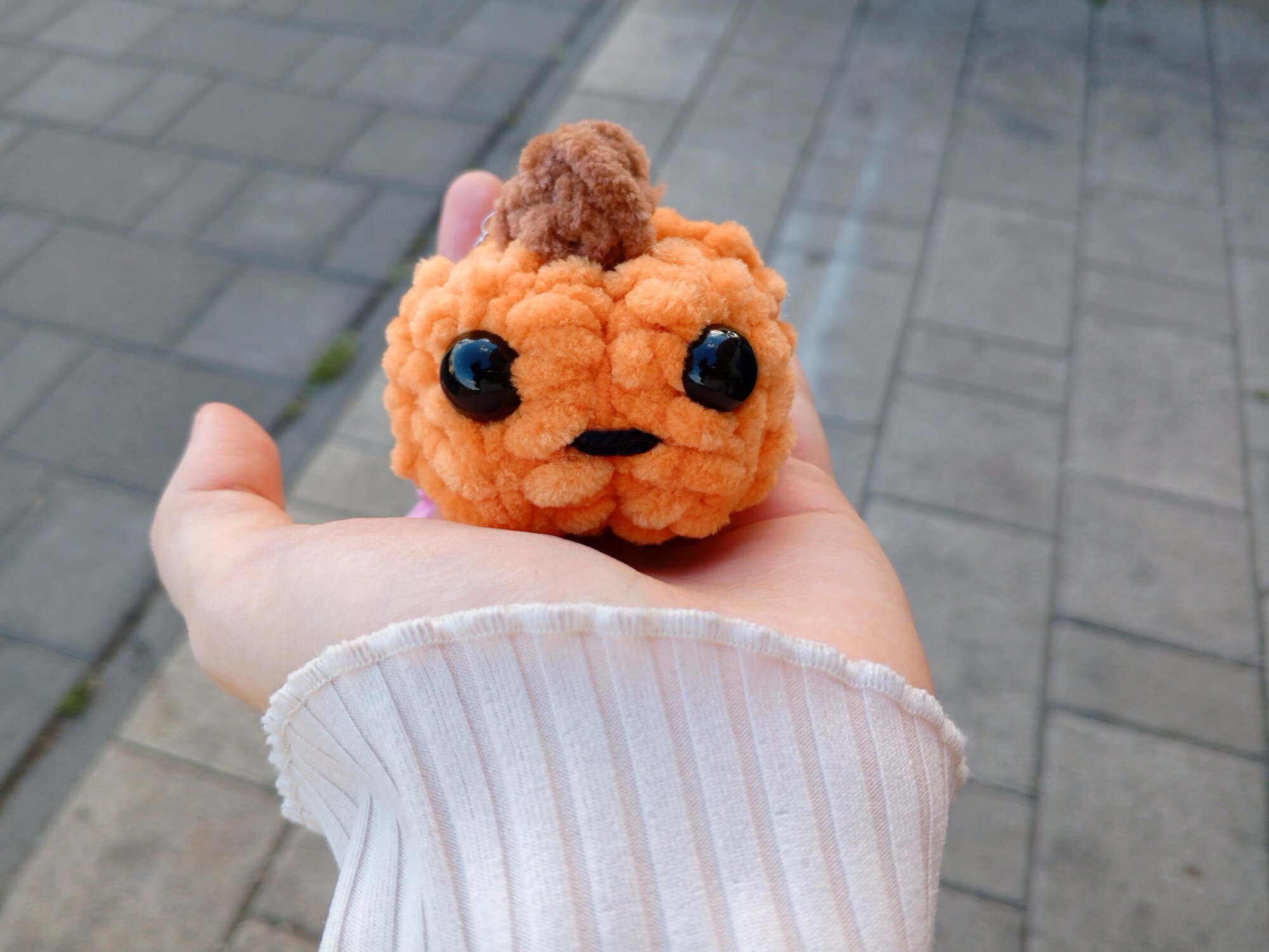 Вязаный брелок - игрушка тыковка, обвес на сумку/рюкзак, ручная работа, декоративная тыква, вязаная игрушка тыква