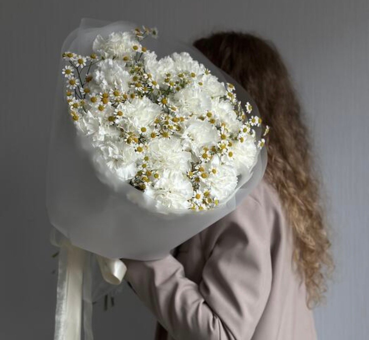 Букет белые нежные диантусы (гвоздики) и пышные кустовые ромашки