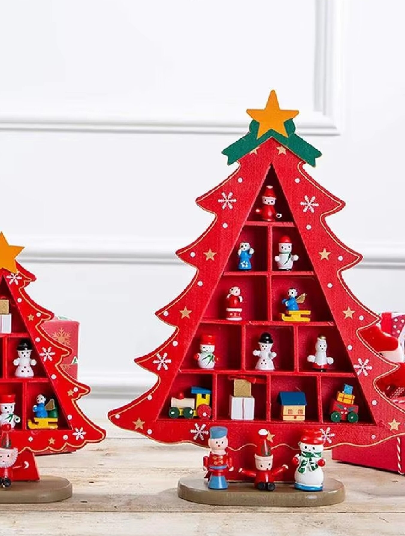 Елка Azme "Витрина" , 28x20x20 см, дерево, красный цвет, с мини-игрушками, в подарочной упаковке