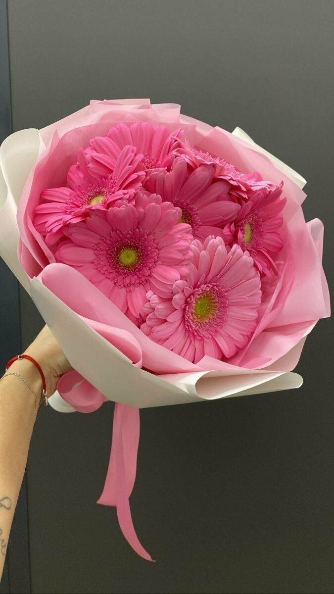 Букет "Гербера", 7 цветков, 70см, в пленке, под лентой, крафт-бумаге, розовый