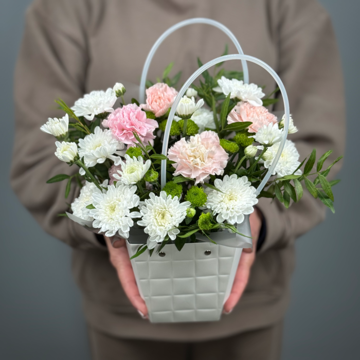 Цветы в коробке Цветочный комплимент от «365 Поводов» - живые цветы с доставкой