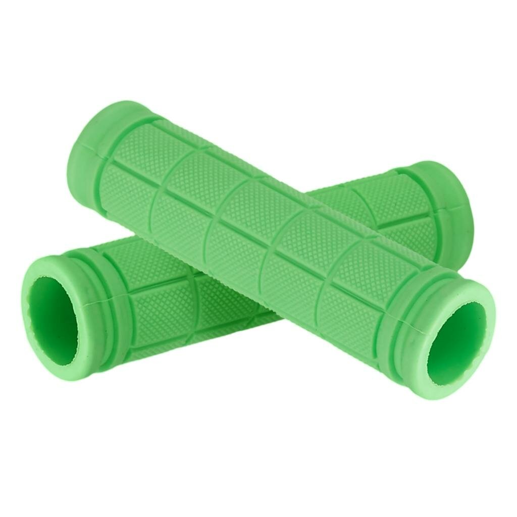 2 -й планы с большими велосипедными рулями покрывают горные велосипеды для различных типов, Зеленый