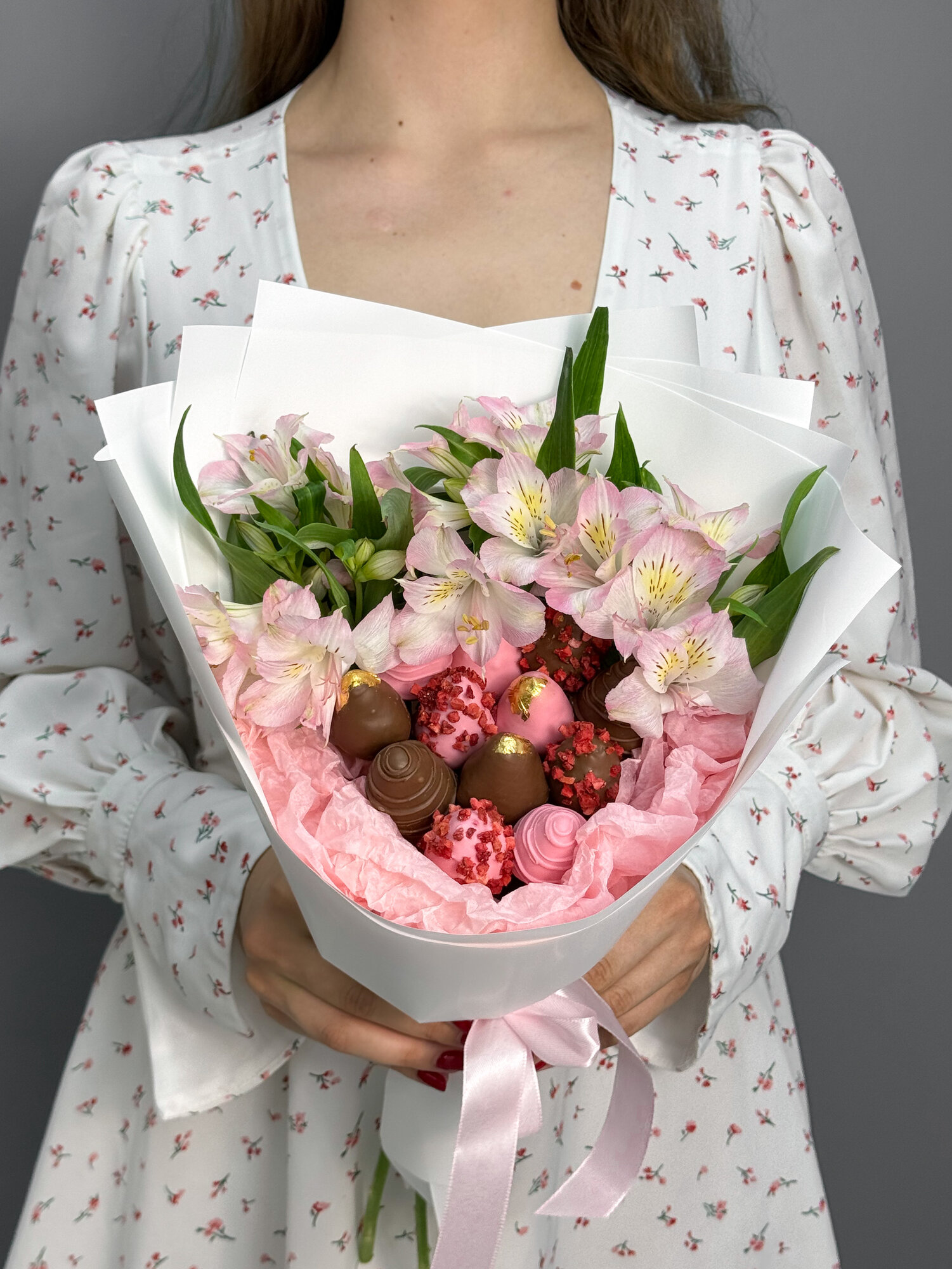 Букет из клубники в шоколаде и розовой альстромерии Gorgeous