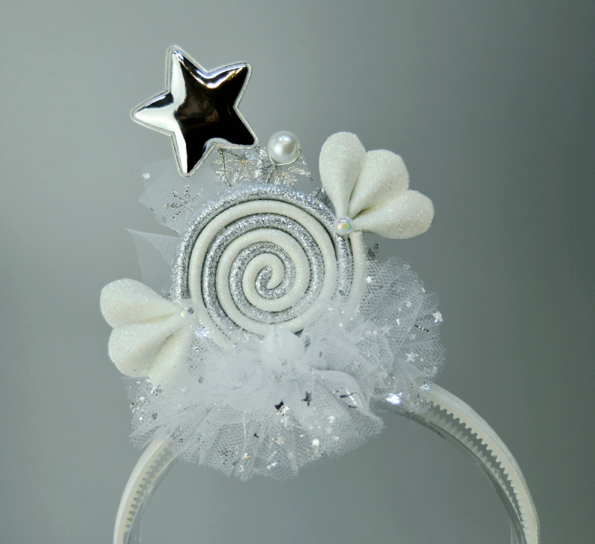 Ободок "Конфетка", ручная работа, карнавальный, для девочек серебристо-белый на Новый год, утренник, фотосессию