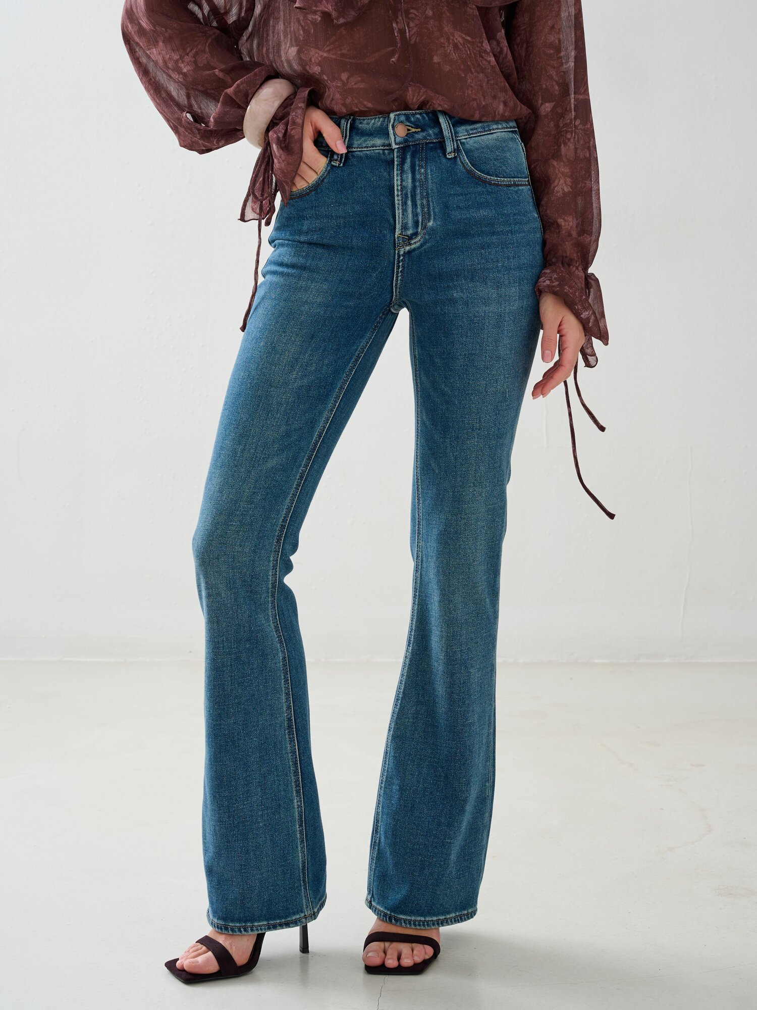 Джинсы клеш 