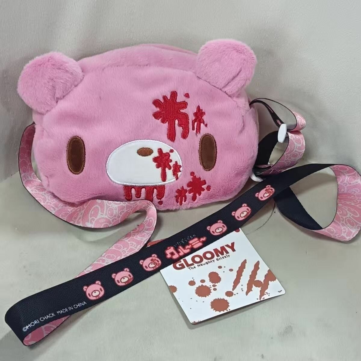 Груми Беар (Gloomy Bear) плюшевая сумка-MOMO кроссбоди розовая, милая с деталями "кровавые брызги", уникальный выбор для фанатов.