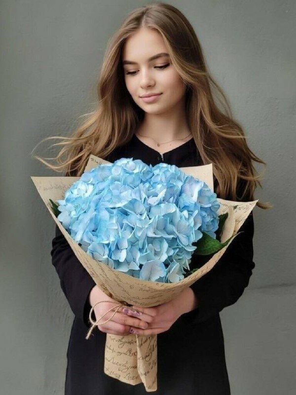 Букет "Гортензия голубая", 3 цветка, в крафт-бумаге, светло-голубые соцветия, 1000 г