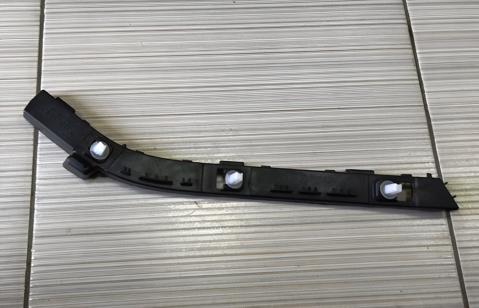 Кронштейн заднего бампера правый Kia Rio 3