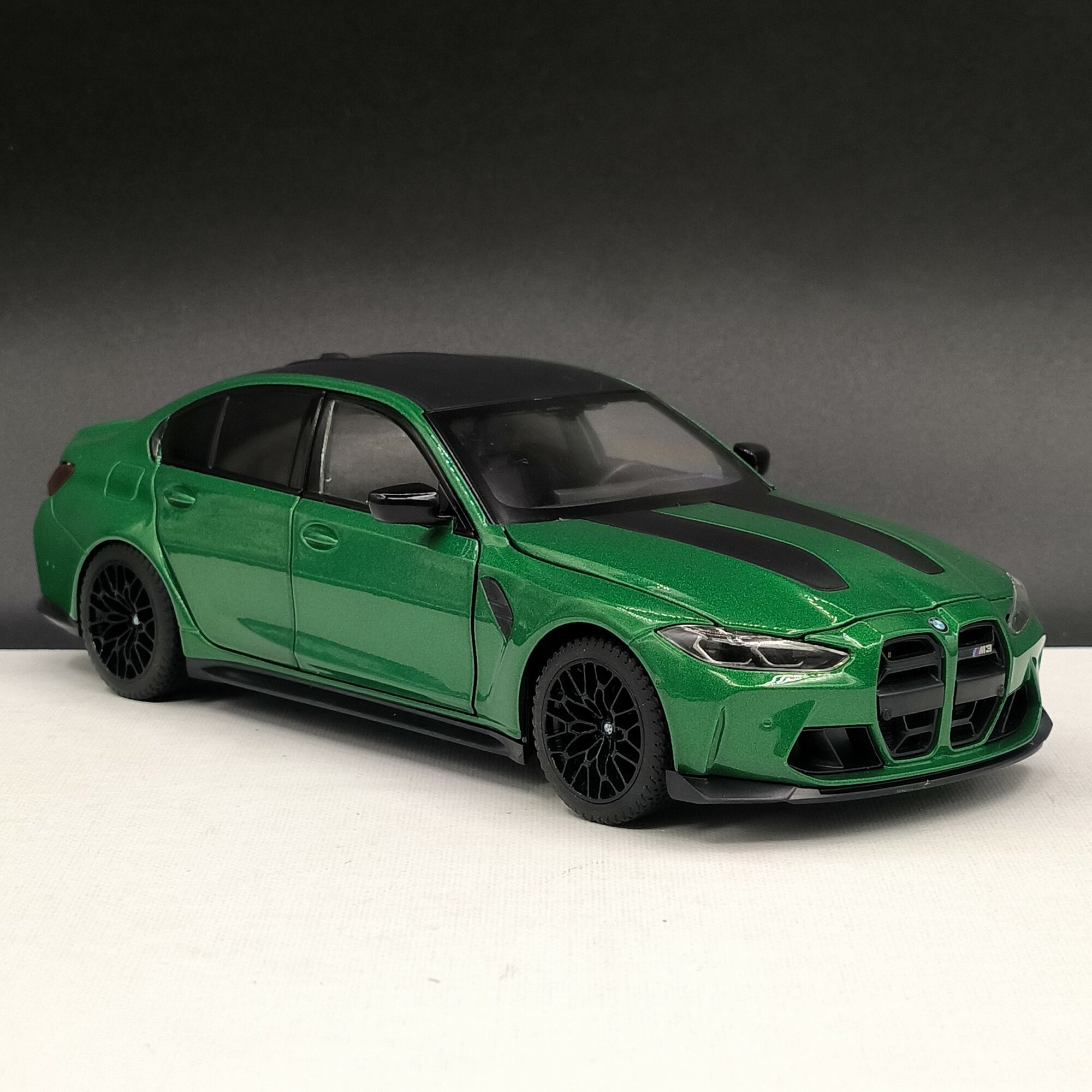 Металлическая машинка BMW M3 G80 с инерционным механизмом и свето-звуковым сопровождением. Масштаб 1:24