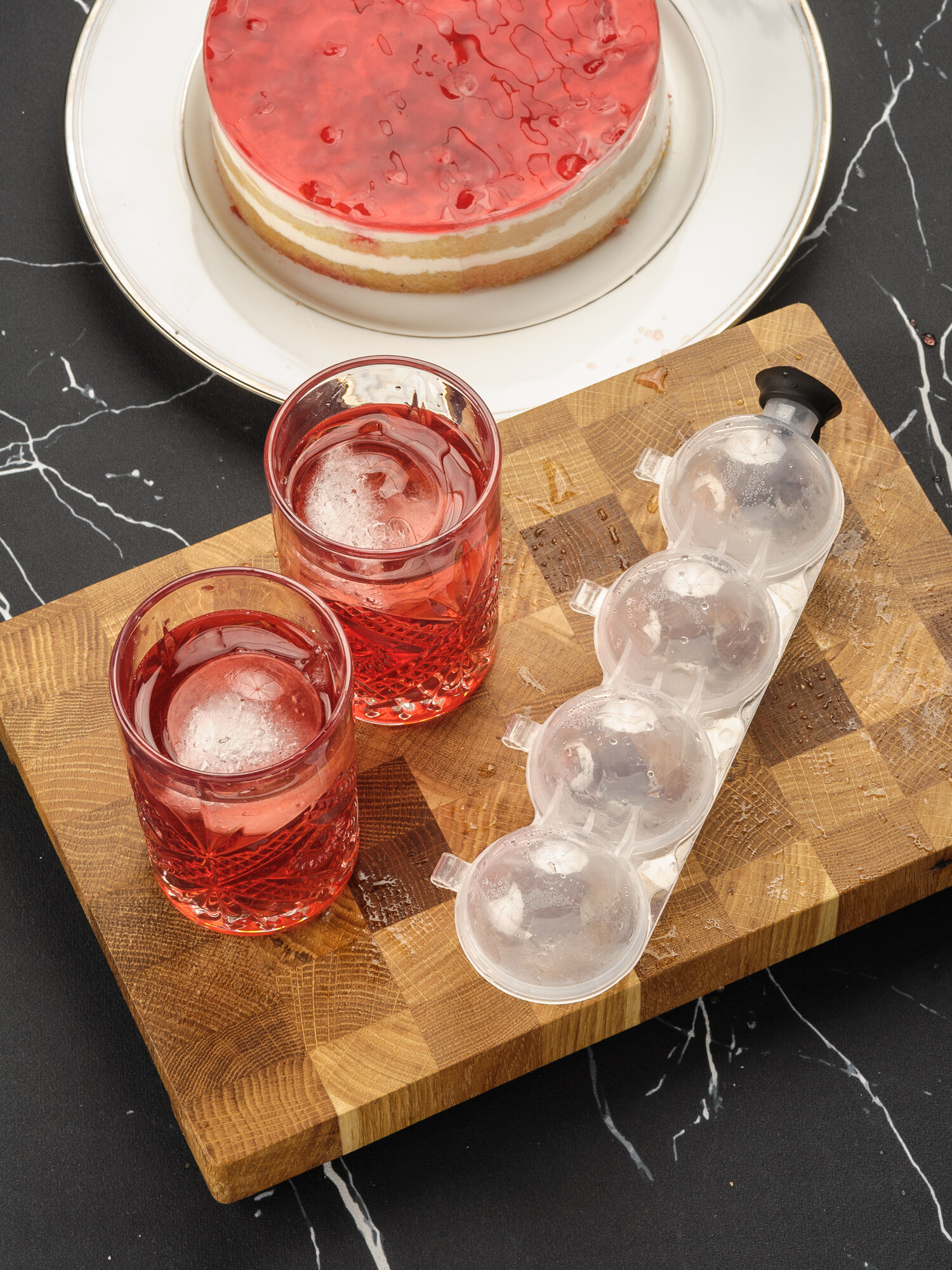 Форма для льда, 4 больших шарика диаметр 5 см. / Контейнер для льда.