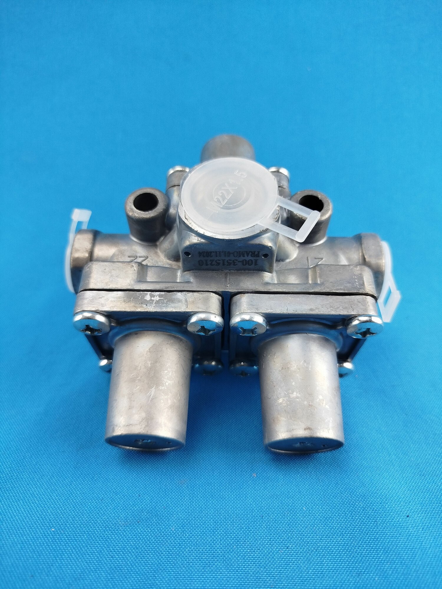 Клапан защитный "прамо" для автомобилей КамАЗ 4310, 5320, ЗиЛ 431410, КрАЗ 6510 тройной