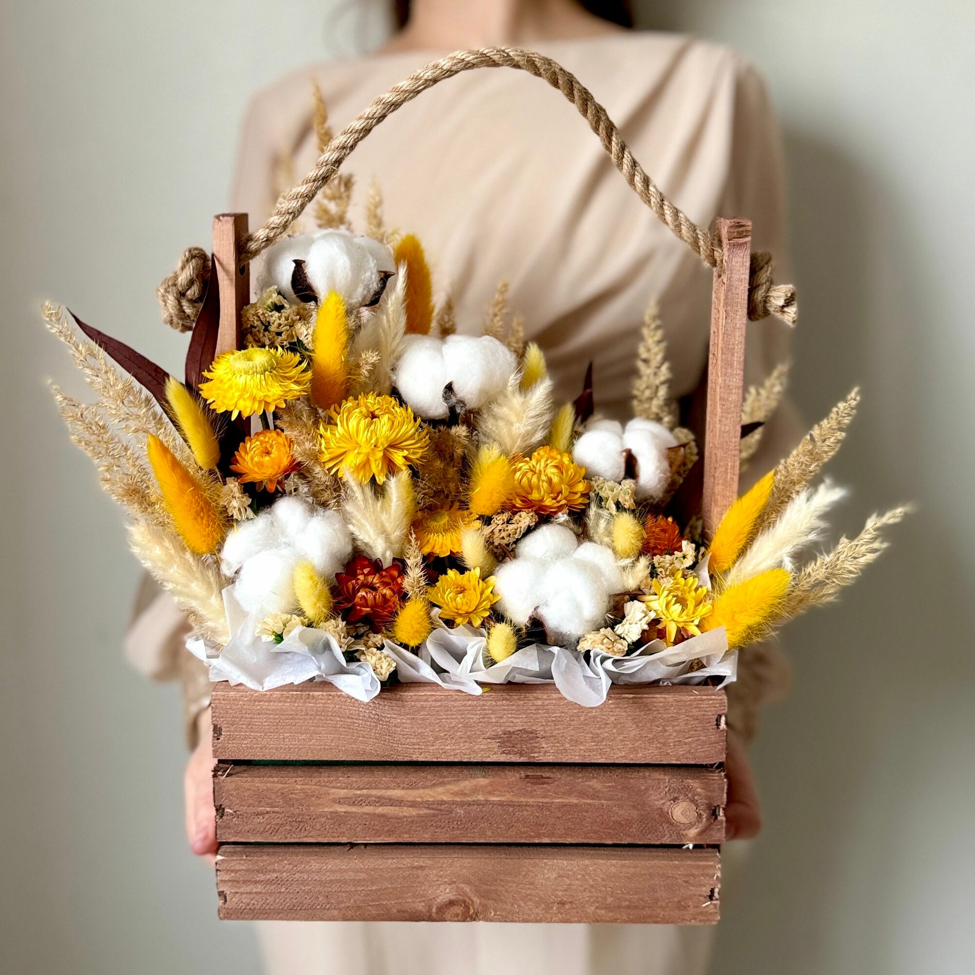Полевые сухоцветы в эко-стиле в деревянном ящике