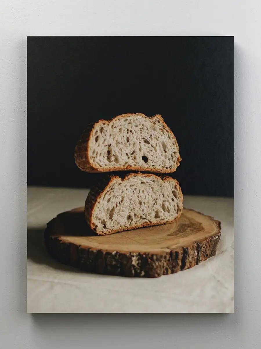 Интерьерная картина на холсте "Деревенский свежеиспеченный хлеб на доске" размер 30x40 см