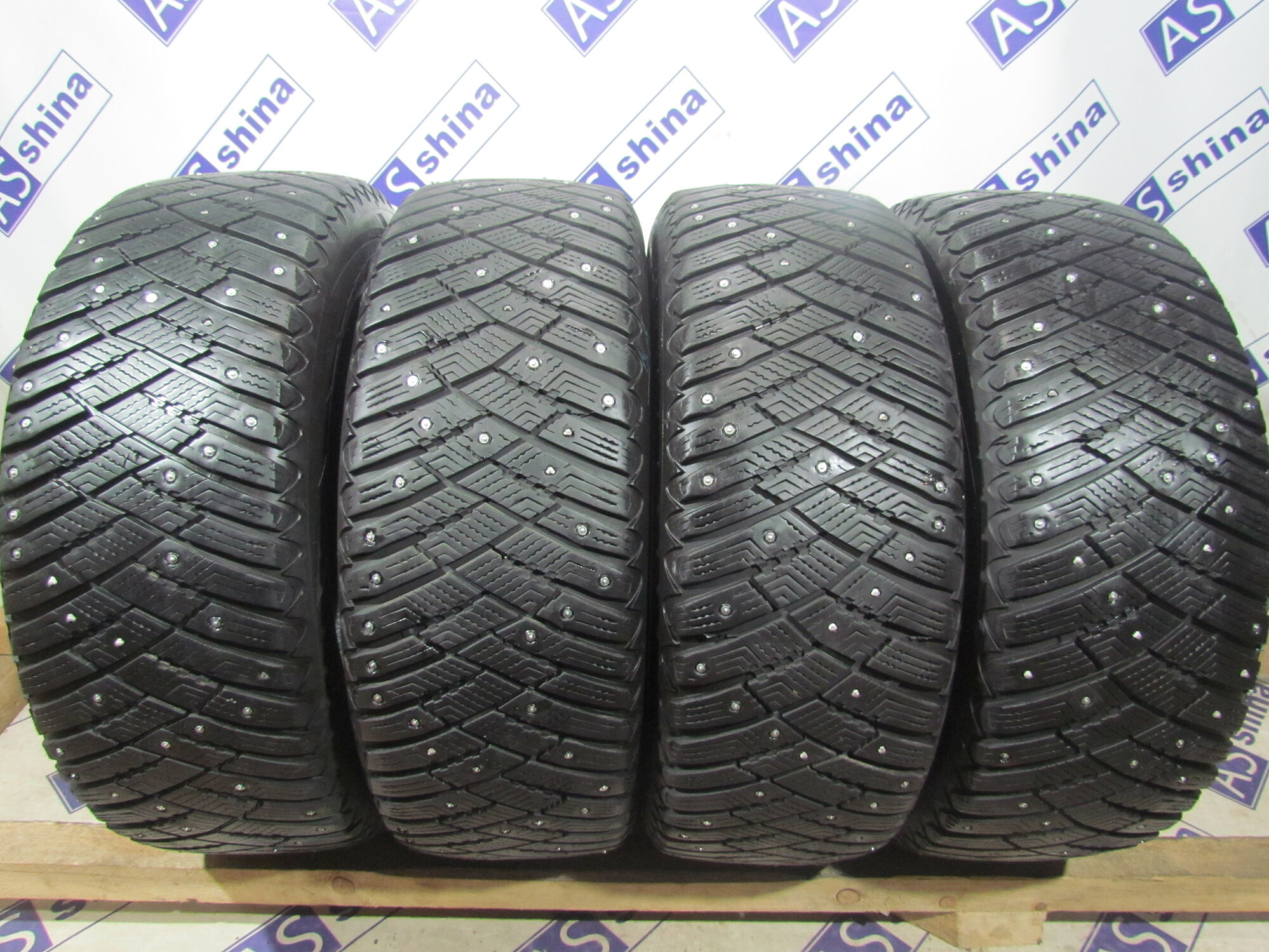 Goodyear Ultra Grip Ice Arctic 205 55 R16 зимние шипованные БУ шины 5-10% износ , артикул 0003396