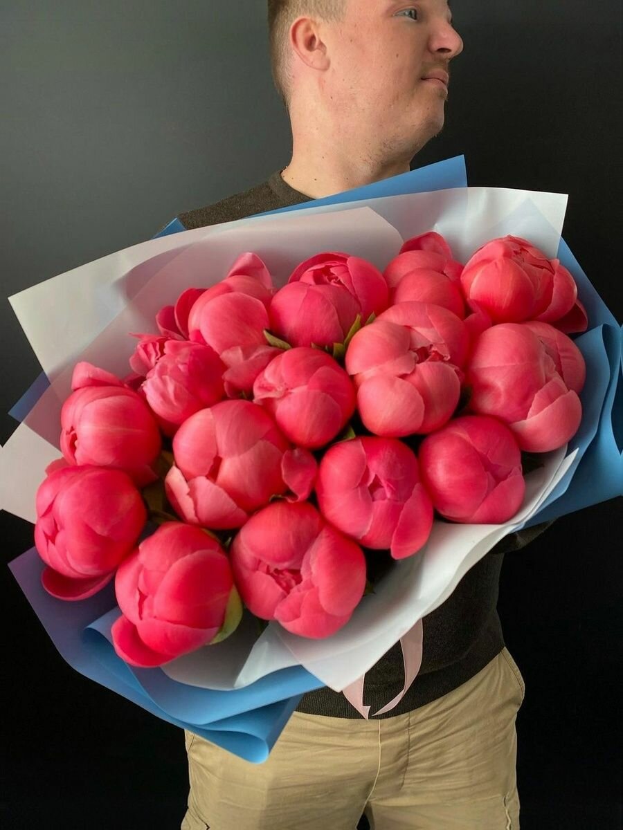 Букет из 15 коралловых пионов