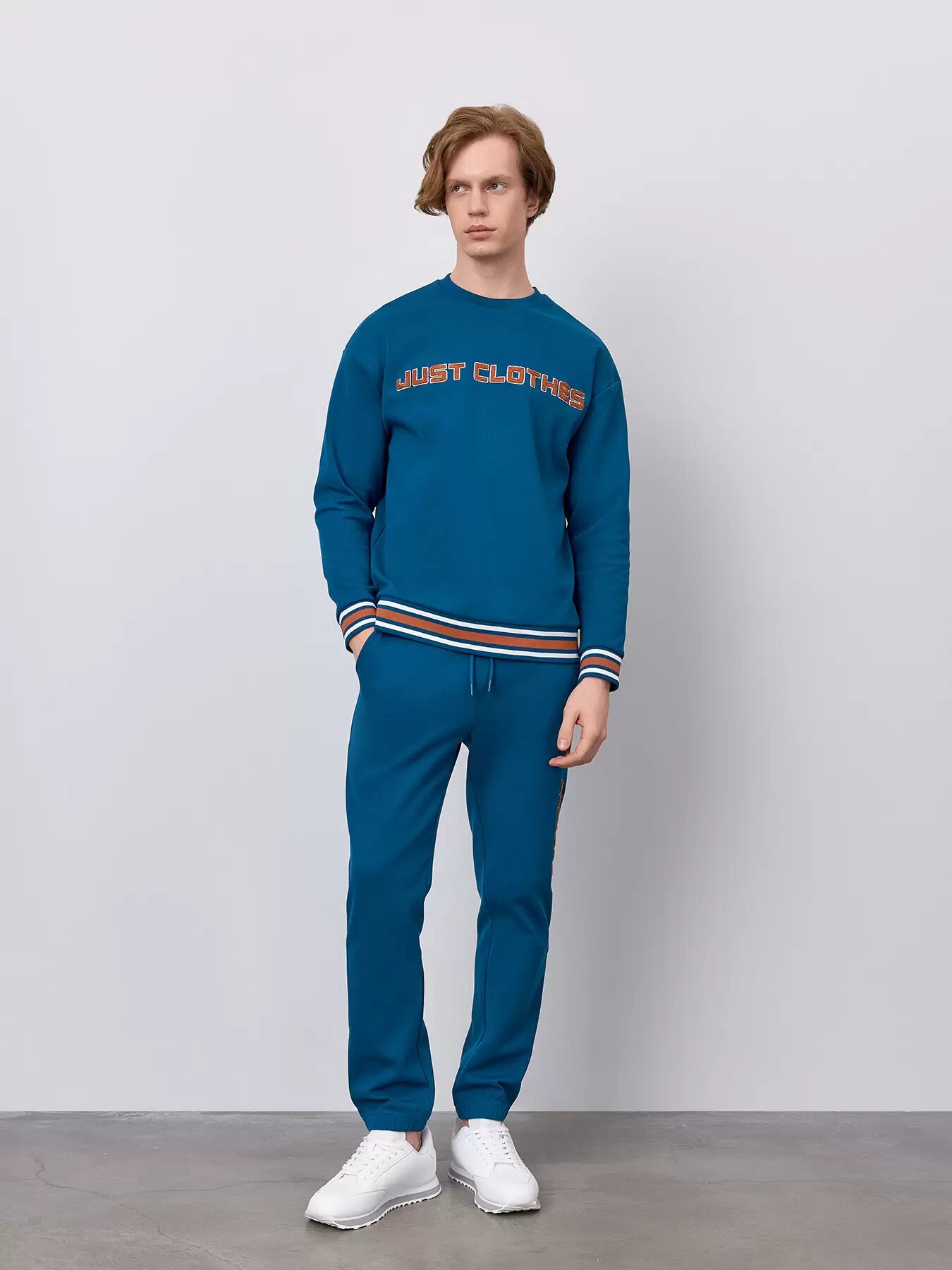 Брюки спортивные Синий. Декор вышивка логотипа. Карманы спереди 2 б/заст, сзади нет. Пояс резинка+утяг шнурок. Д 102с