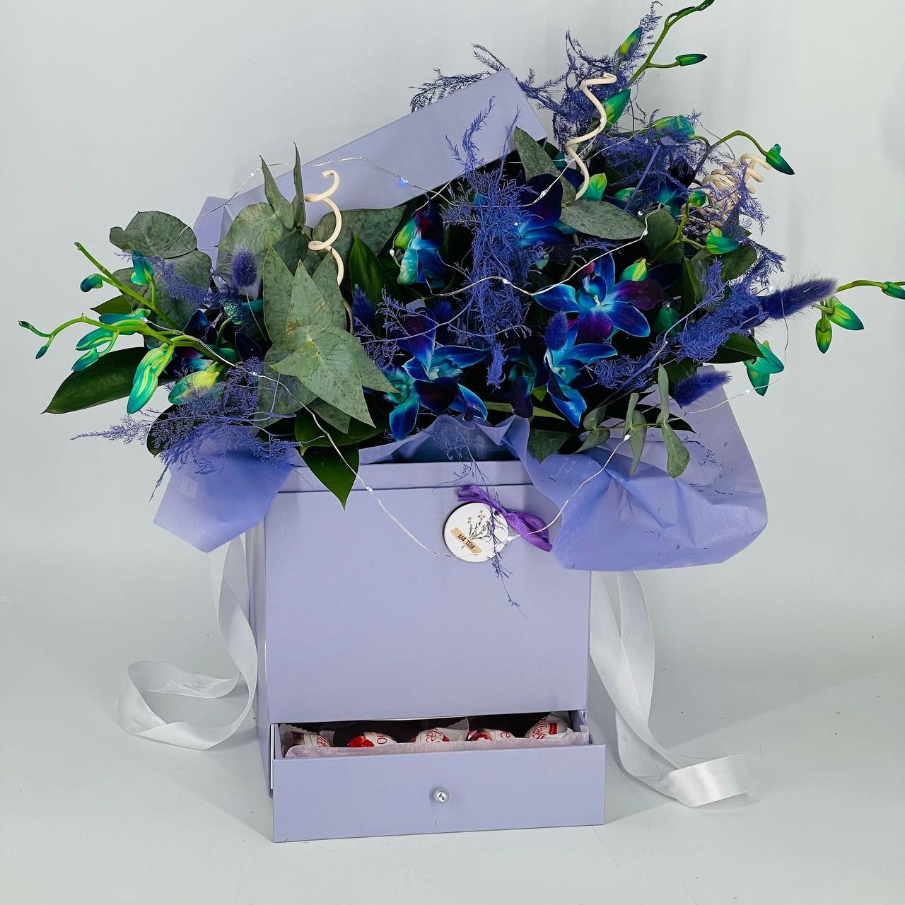 Букет из синих орхидей дендробиум в коробке-сюрприз с конфетами