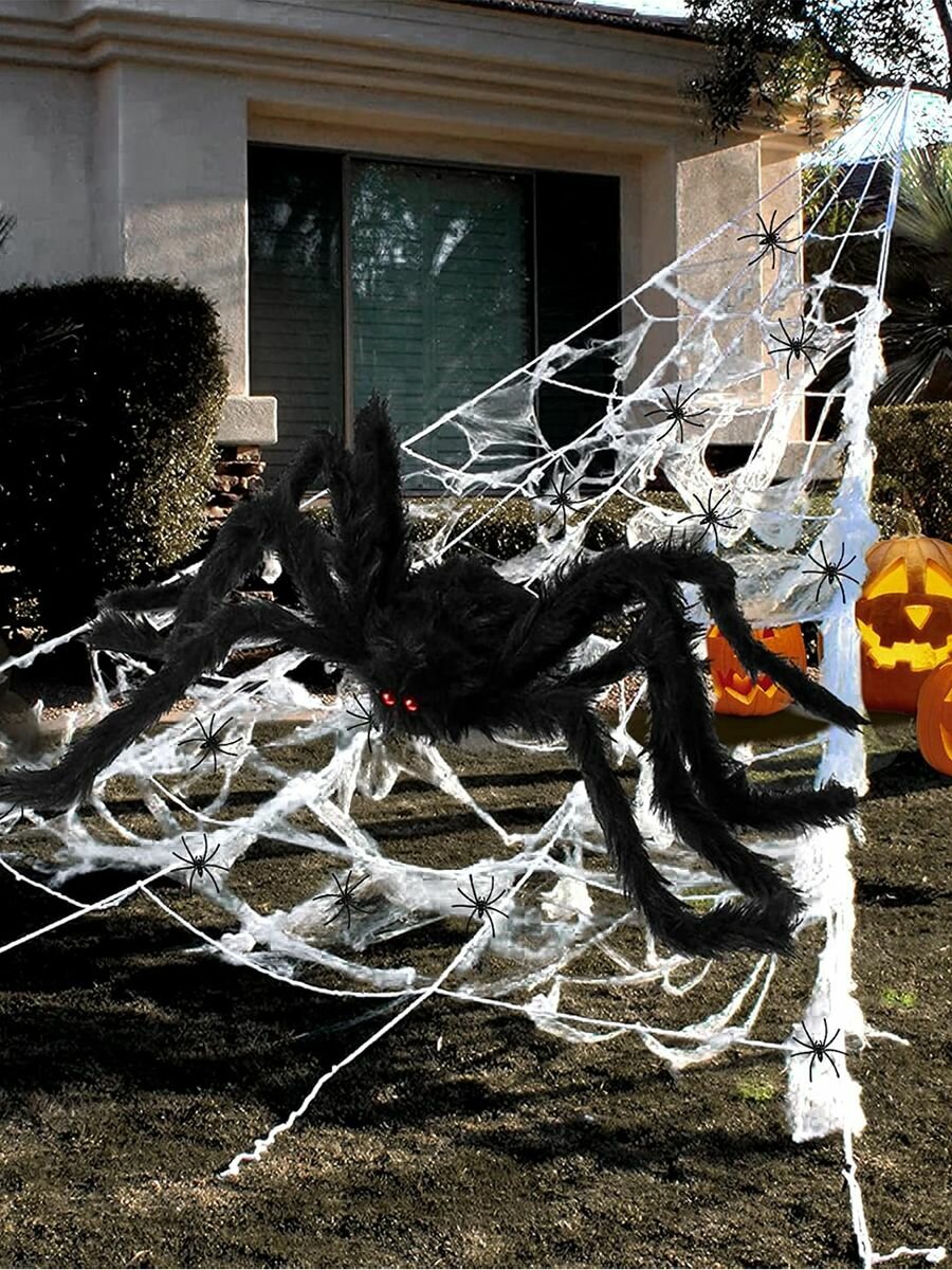 Уличные украшения из паутины на Хэллоуин