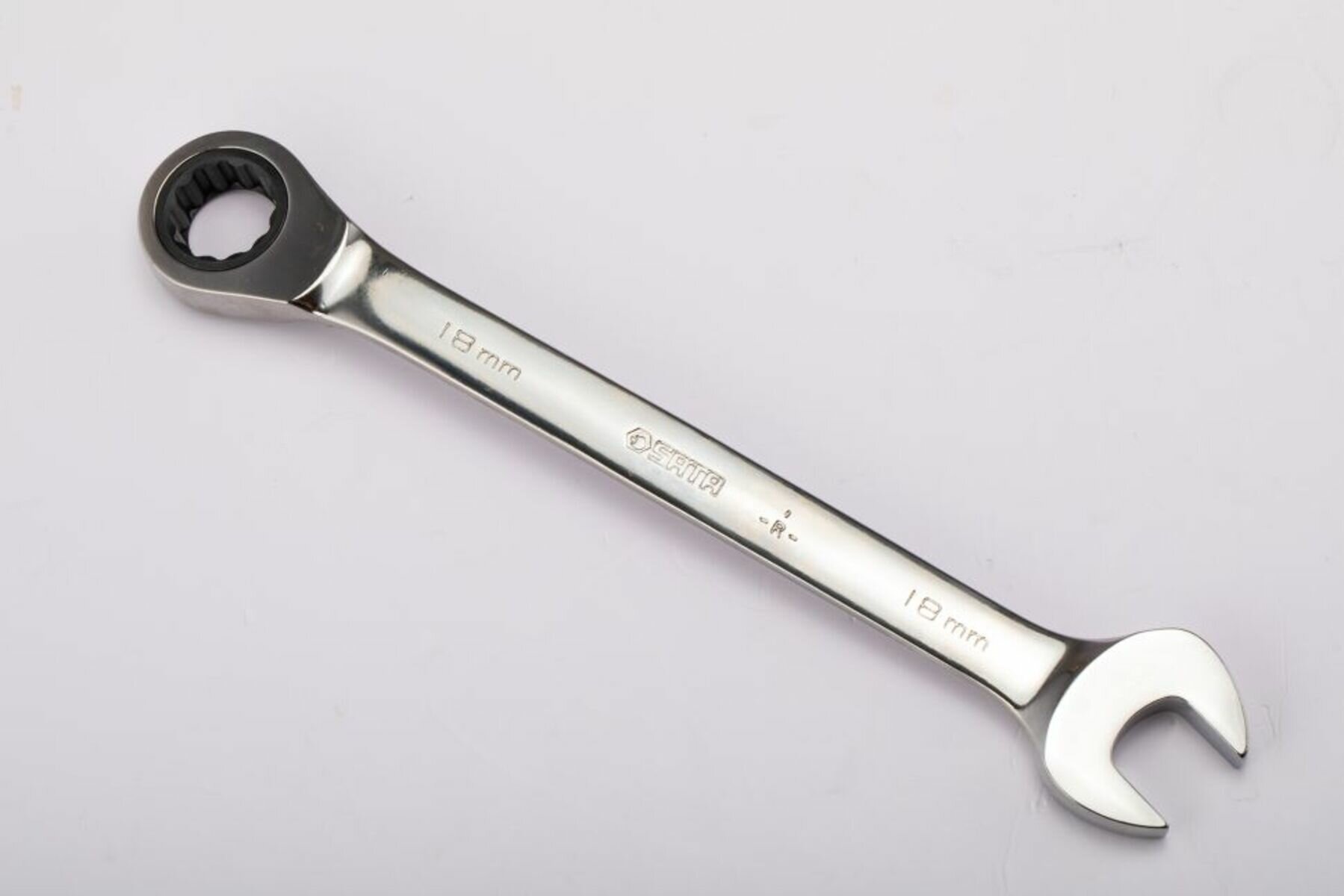 Ключ Комби. (Метр; Реверс. храп./Мех.) 18Мм. (236/33.2Мм)(Sata 46611)