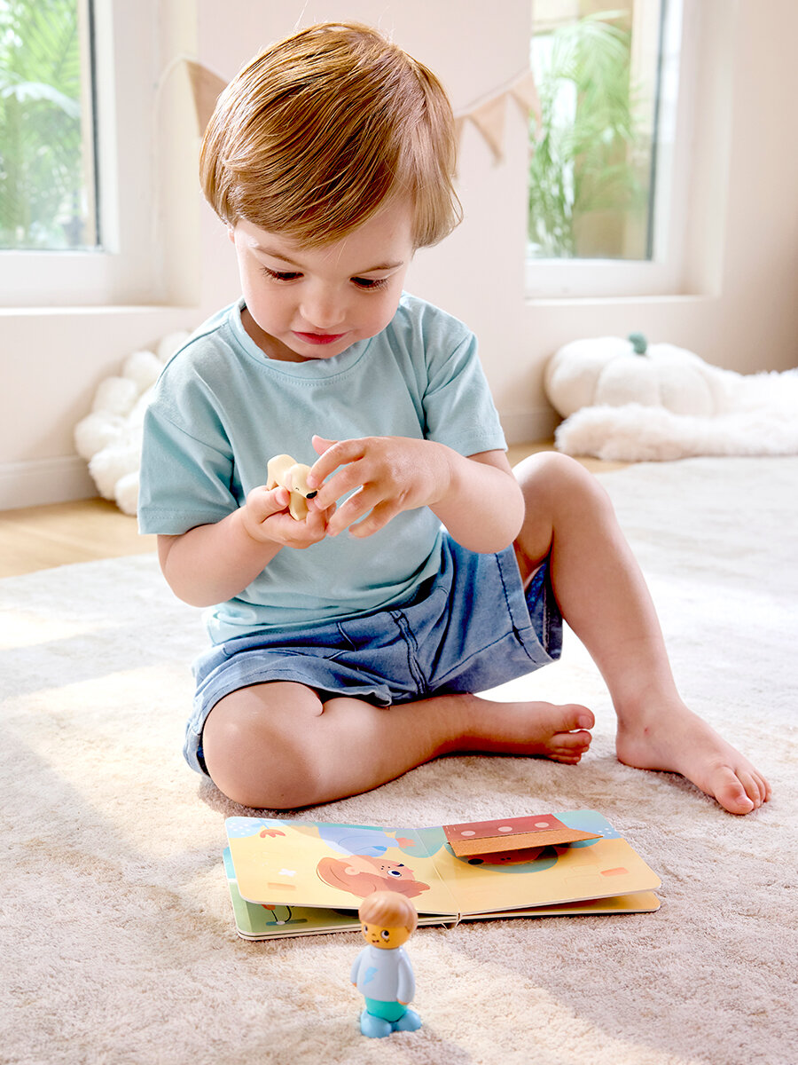 Игровой набор Hape "Играем вместе" Мальчик и собака (детская иллюстрированная книга Hape Land) E3431_H