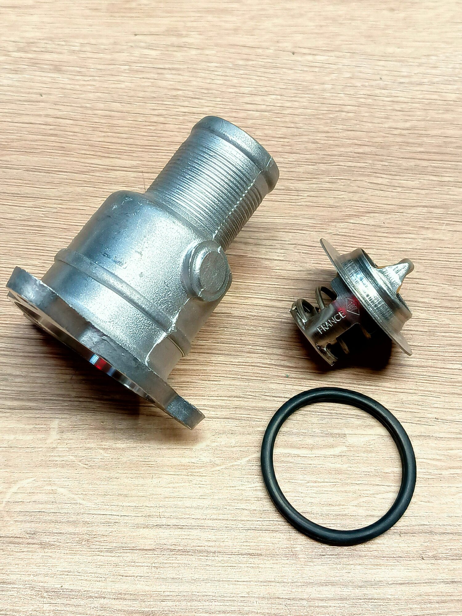 Корпус (фланец) термостата RENAULT Logan II T02301A + термостат Vernet TH6047.89j