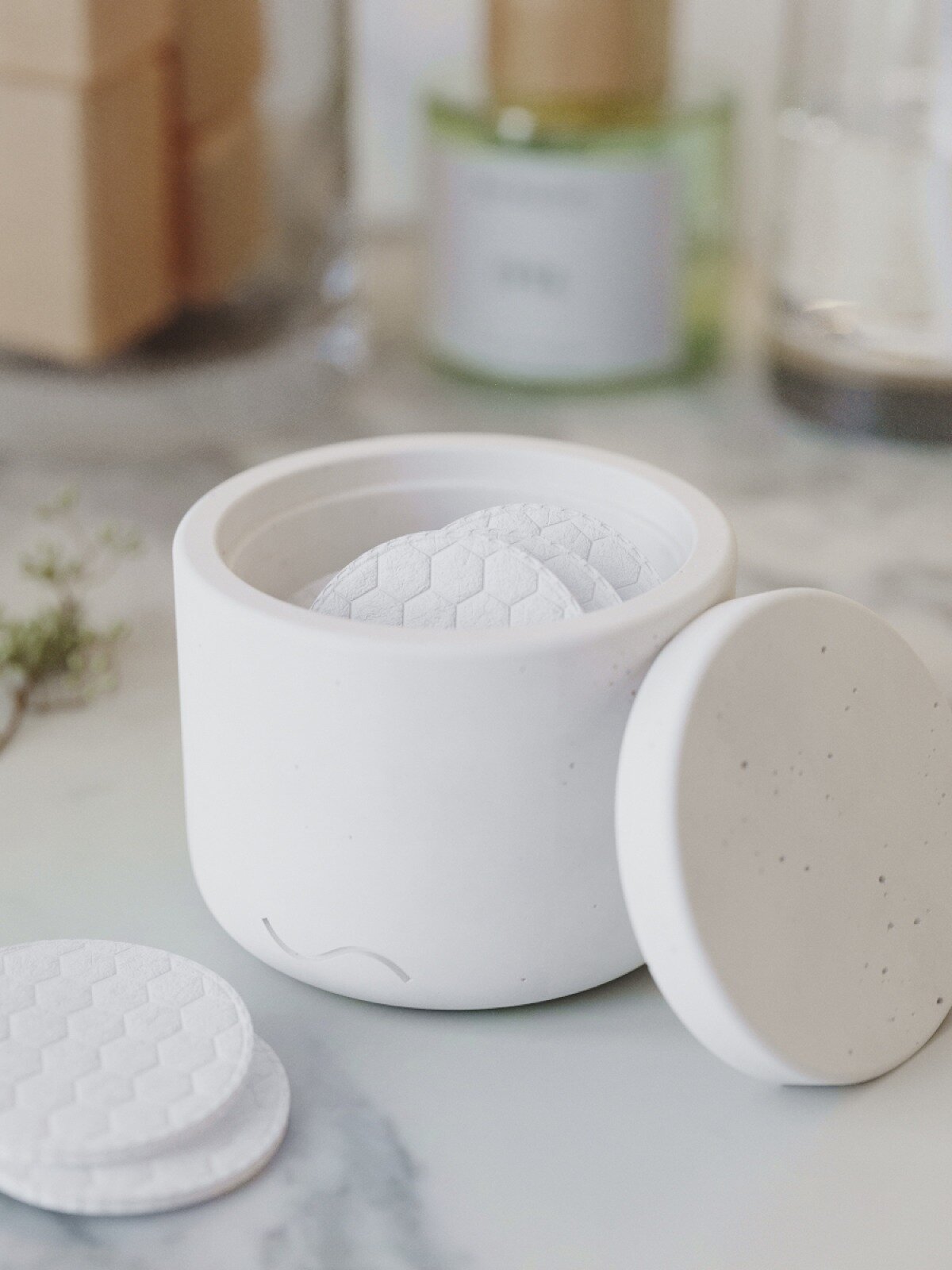 Подставка для ватных дисков Astrid XS, 9x6 см, с крышкой, бетон, белый матовый