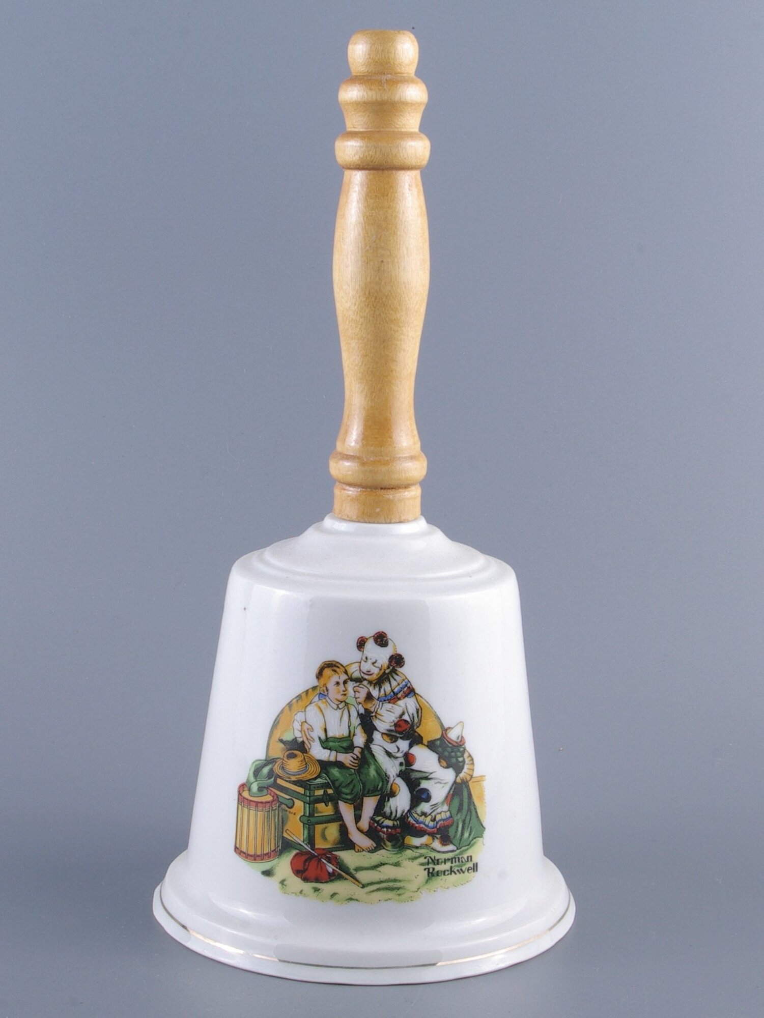 Большой винтажный колокольчик "Мальчик и клоун" из серии "Мир Norman Rockwell" . Фарфор, деколь, дерево. США, 1980- ее