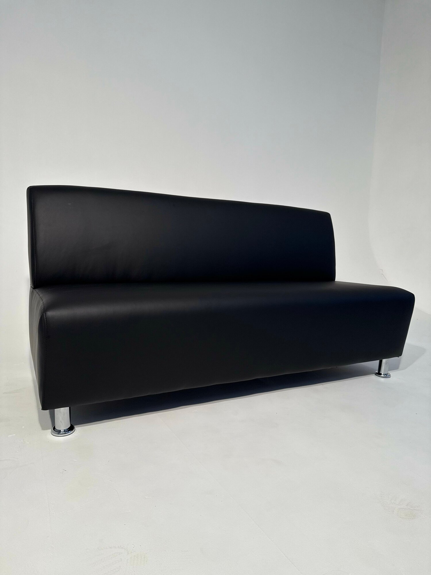 Диван офисный Вегас 1500, механизм Нераскладной, 150х67х77 см, чёрный матовый