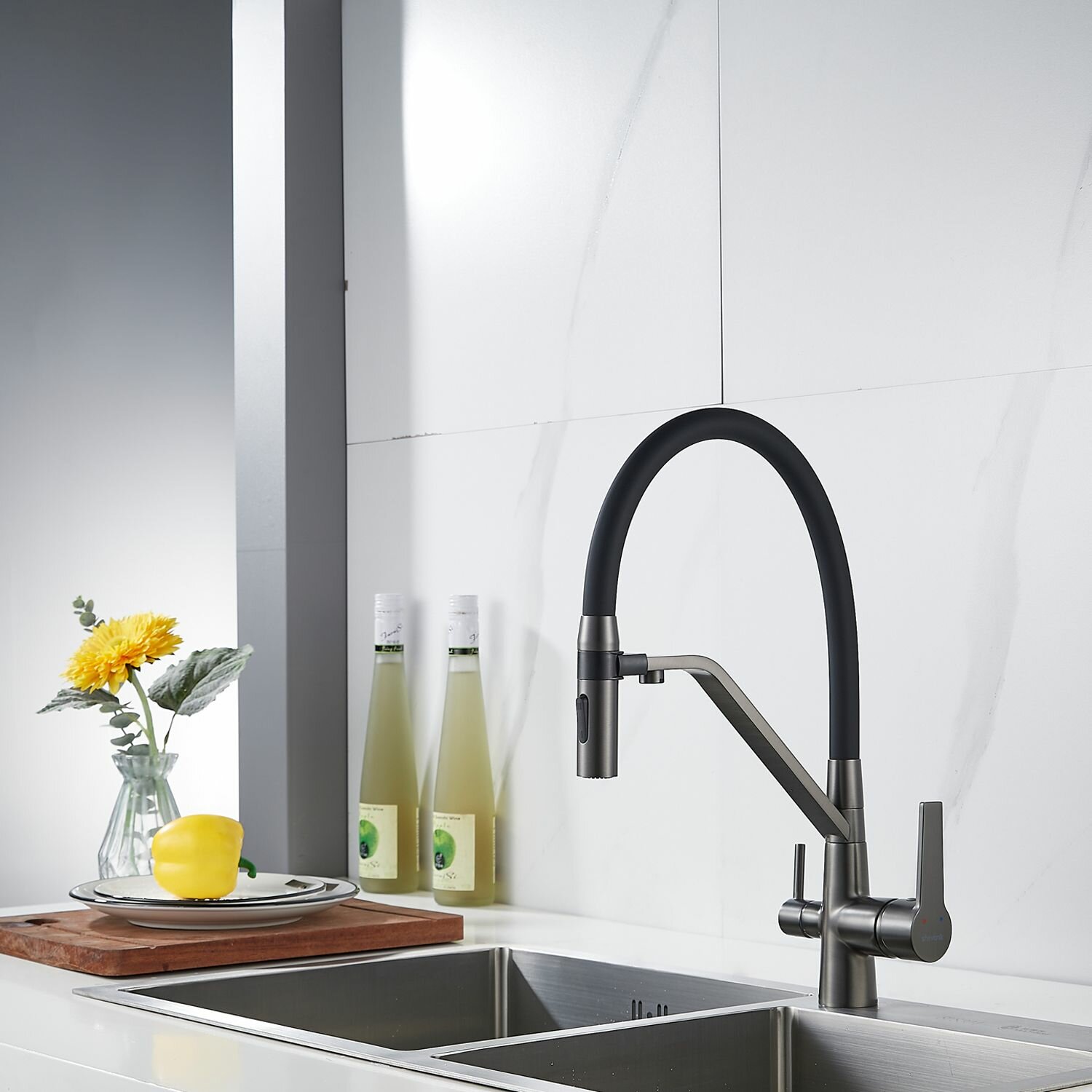 Смеситель для кухни Shevanik с гибким изливом, с выдвижным 2-х режимным аэратором, с возможностью установки фильтра питьевой воды, оружейная сталь/черный