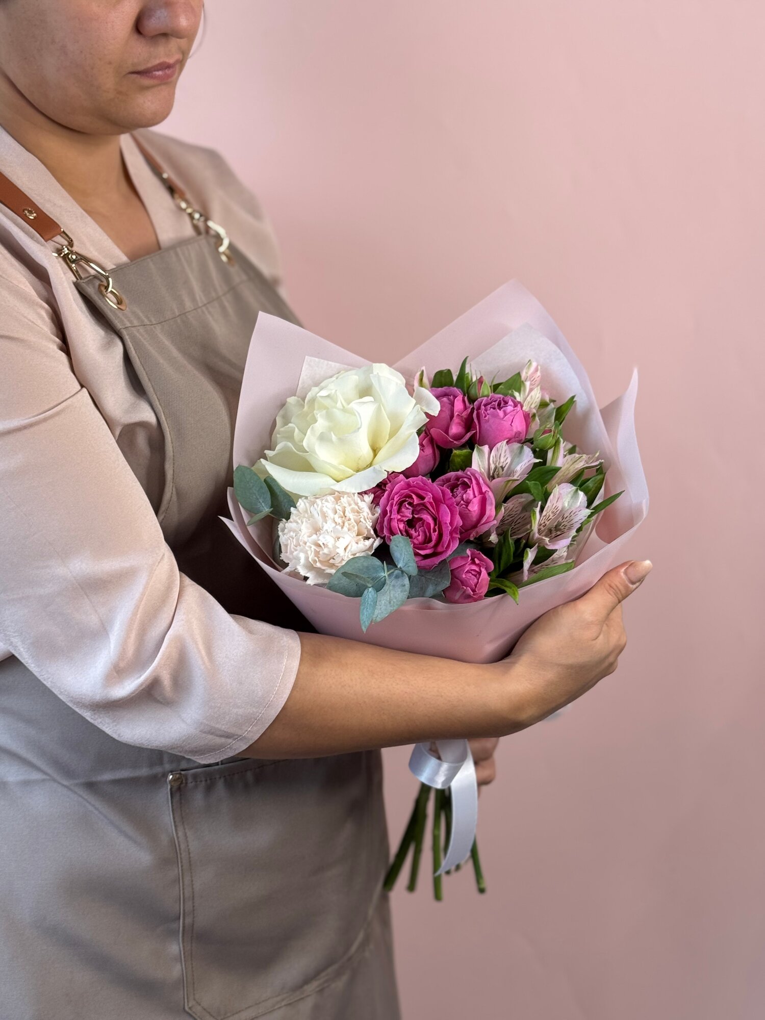 Букет "Комплимент", с кустовой розой, французской розой, гвоздикой и альстромериями
