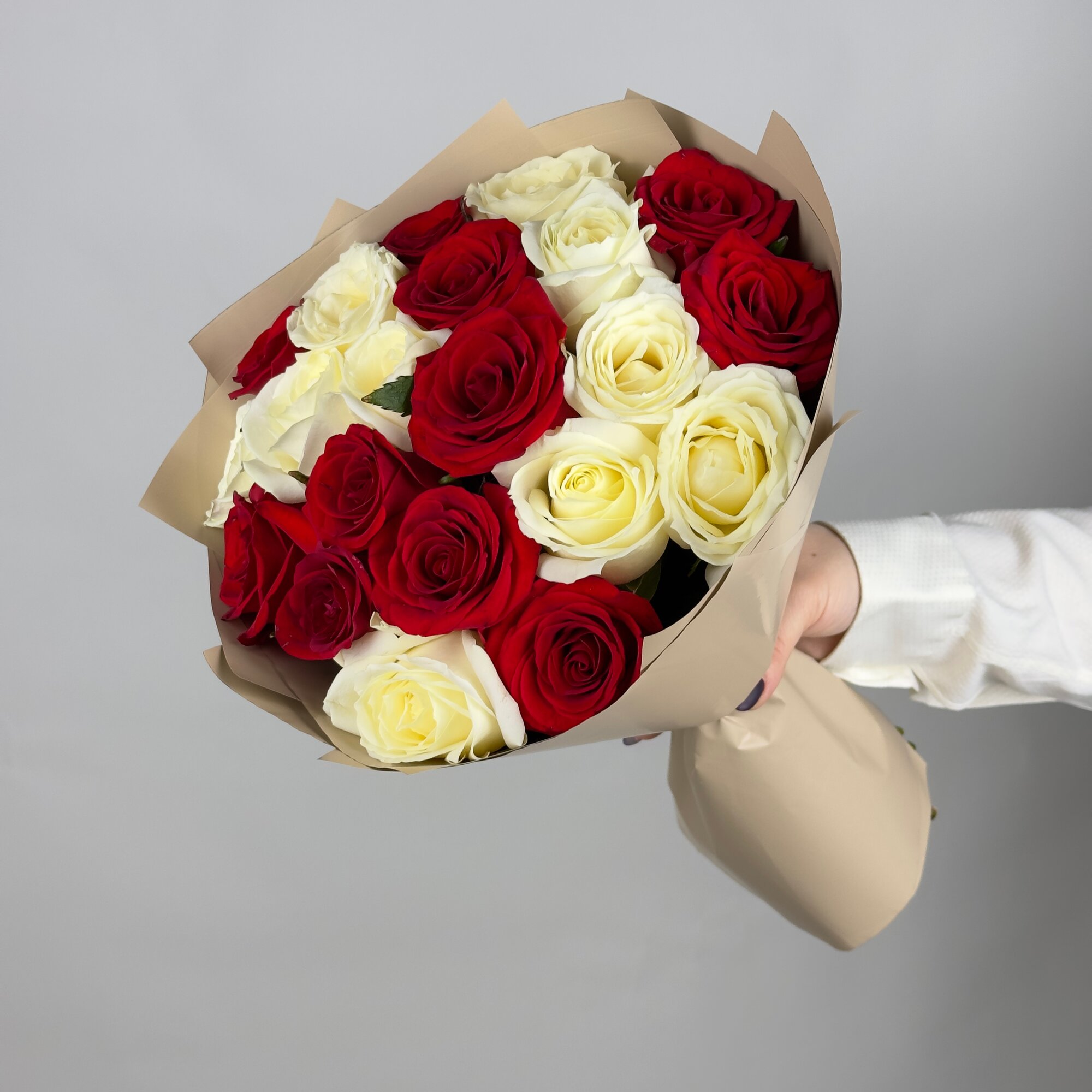 Букет цветов из 21 красно-белой розы Россия 40 см
