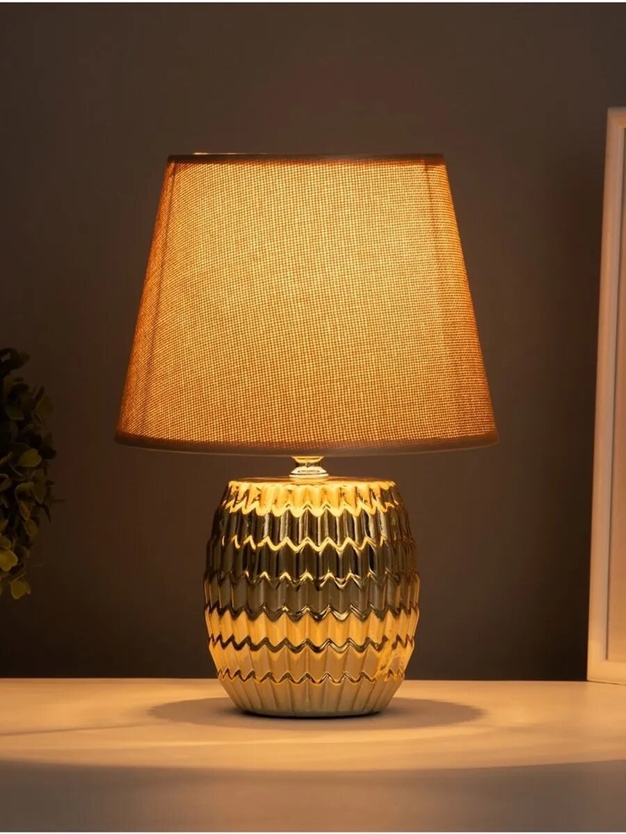 Современная настольная лампа в золотом стиле