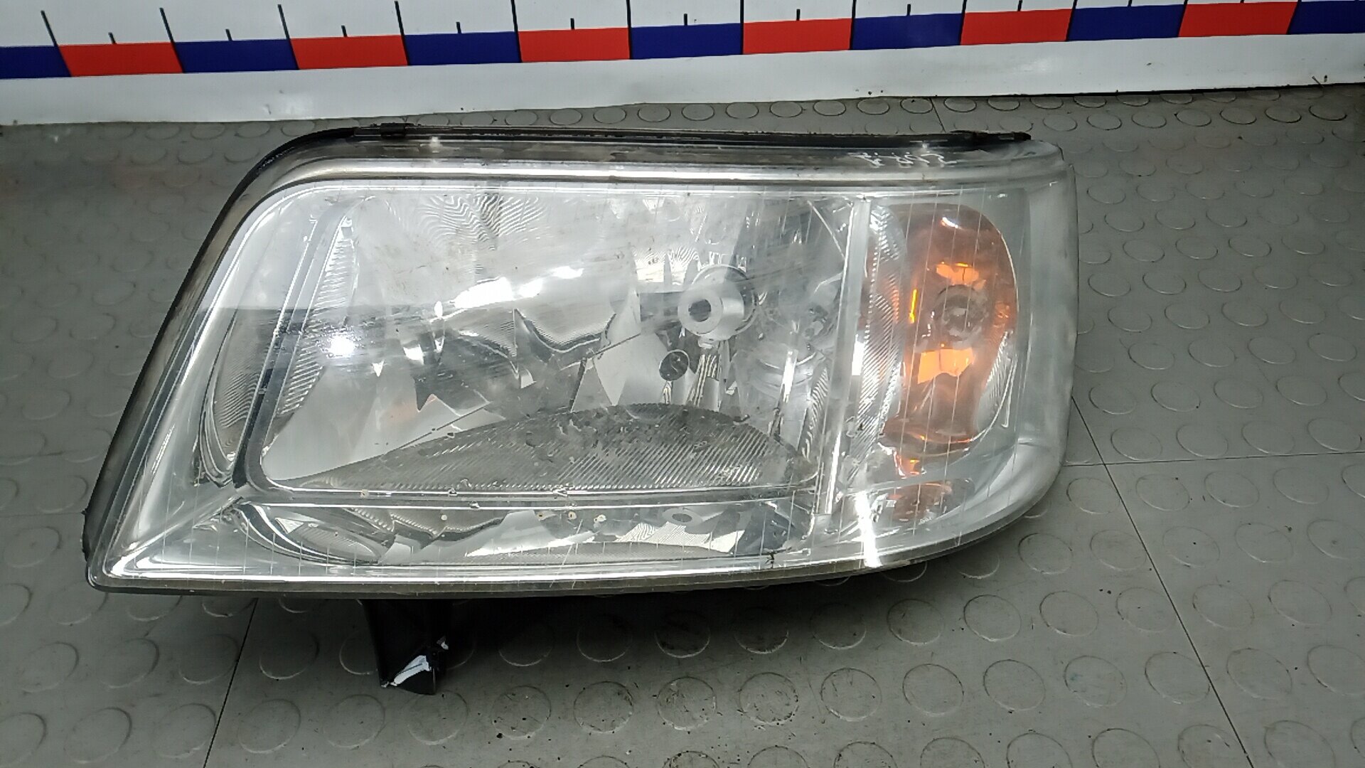 Фара левая VOLKSWAGEN TRANSPORTER T5